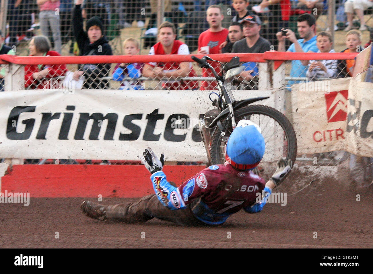 Heat 4: Stuart Robson (blau) wird in einem Gewirr mit Leon Madsen und ...