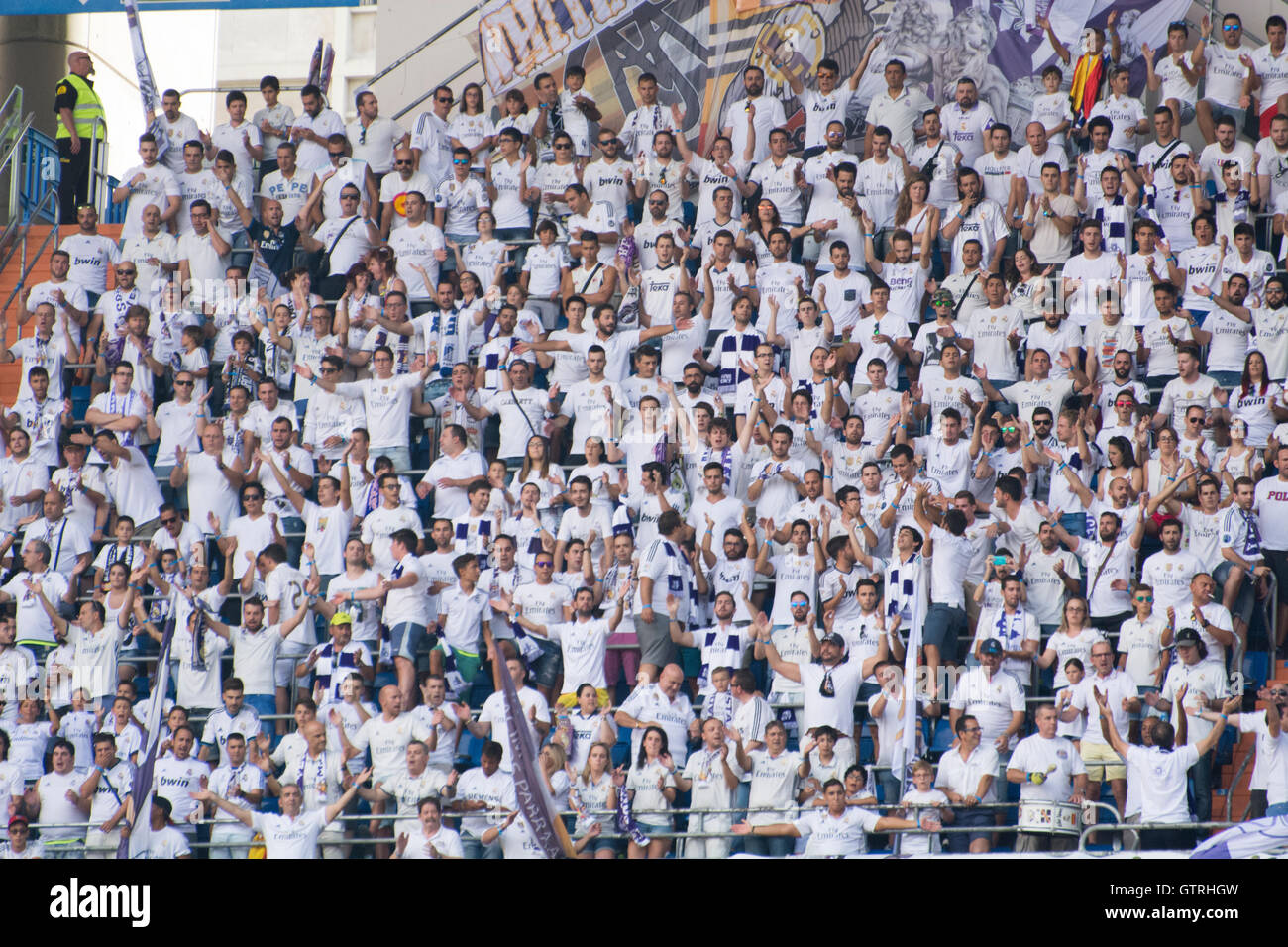 Real madrid fans -Fotos und -Bildmaterial in hoher Auflösung – Alamy