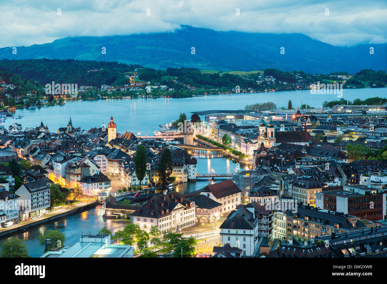 Luftbild der Altstadt von Luzern, hölzerne Kapellbrücke, Wasserturm ...