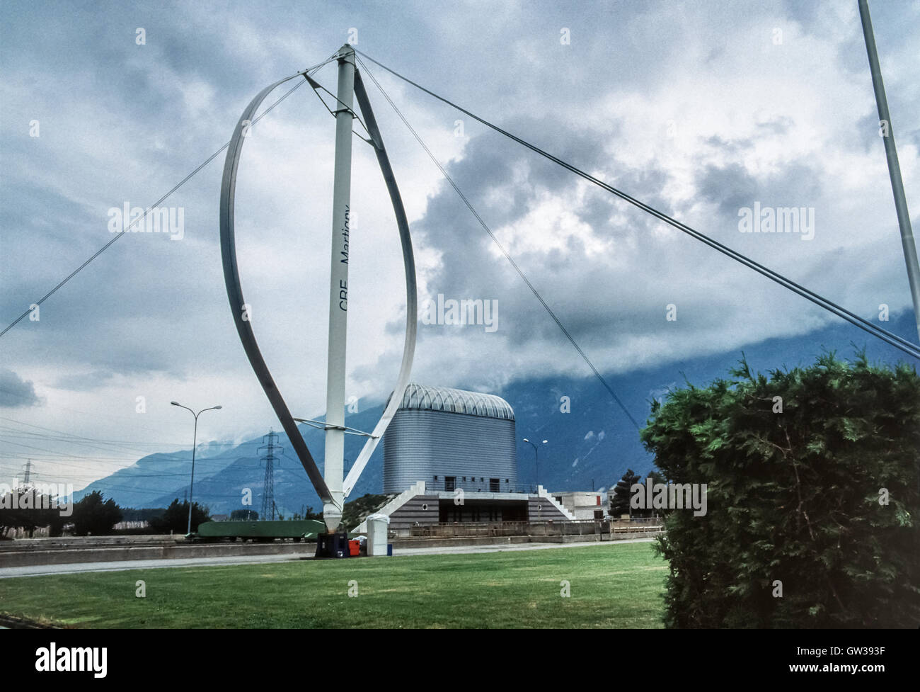 Darrieus-Rotor-Wind-Energie-Generator auf dem Gelände der Kläranlage in ...