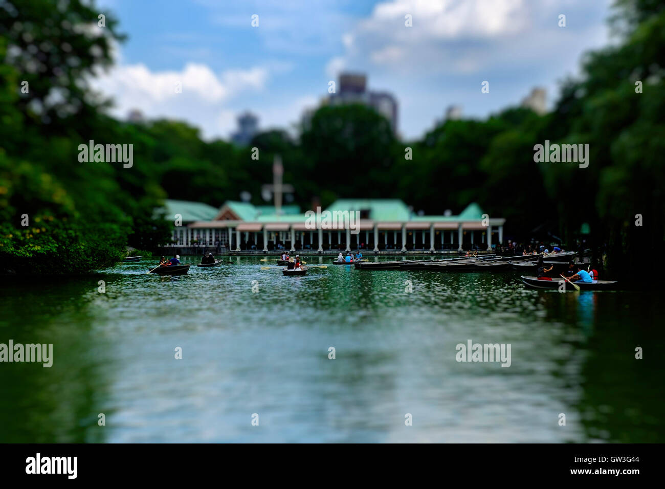 Bootfahren auf dem See im Central Park, New York vor Loeb Boathouse ...
