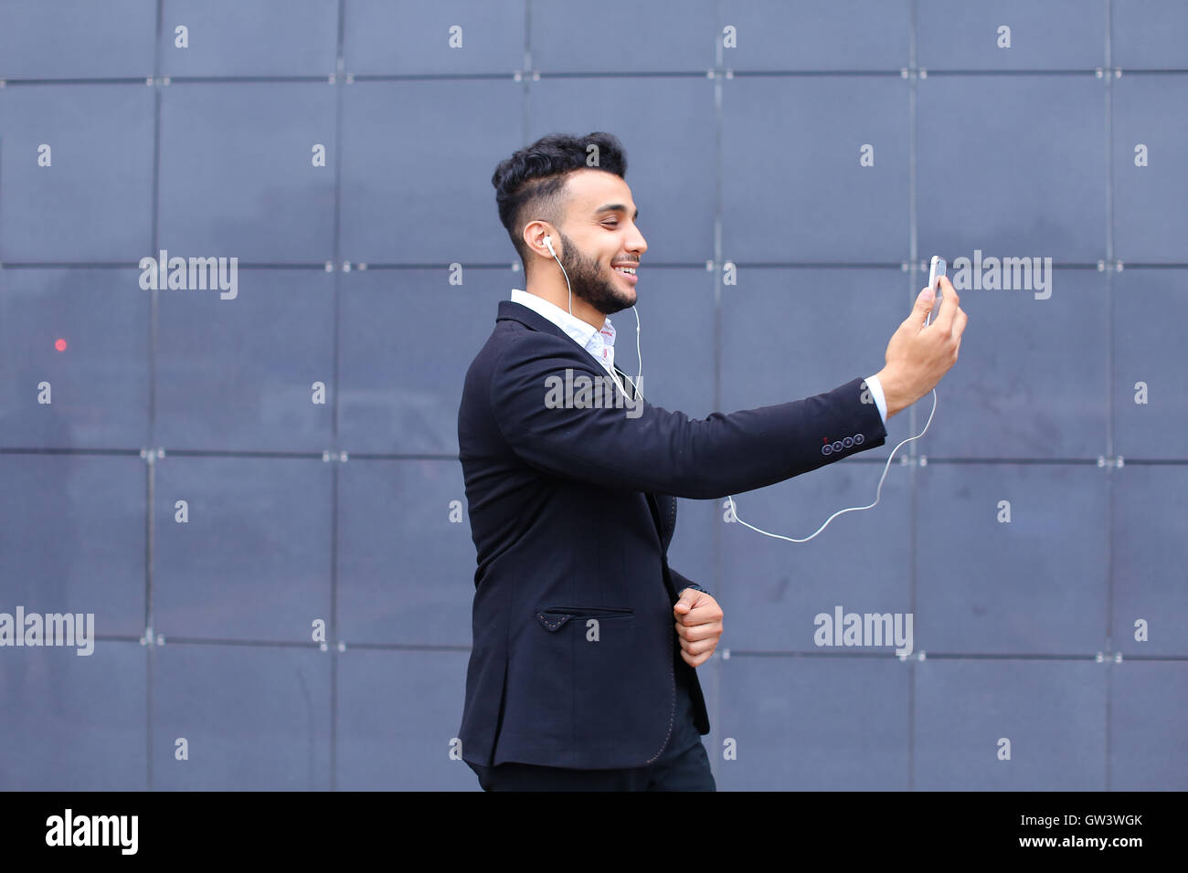 Nimmt der Unternehmer macht Selfie Mann männliche Blick in die Kamera ...
