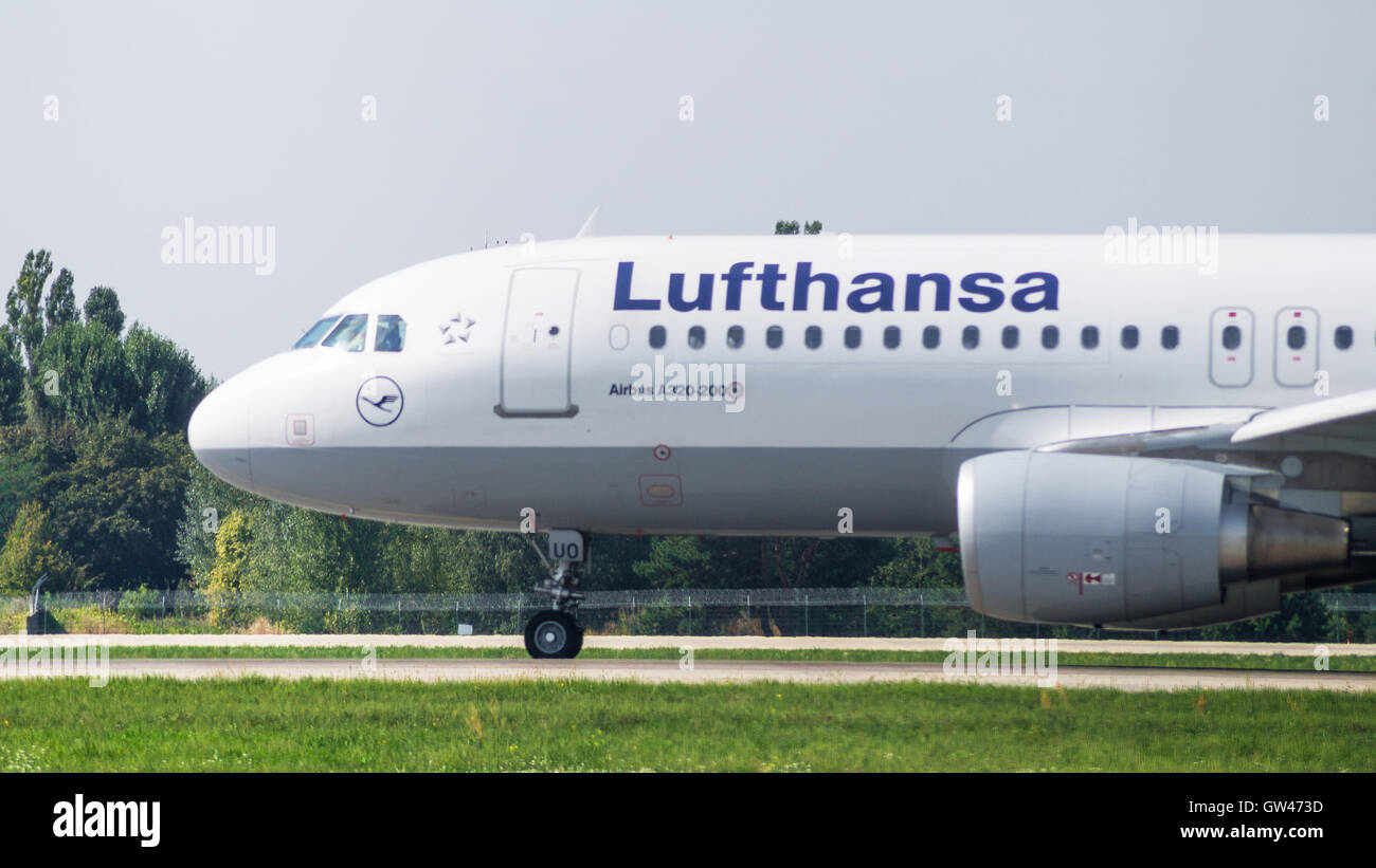 Lufthansa im hintergrund -Fotos und -Bildmaterial in hoher Auflösung ...