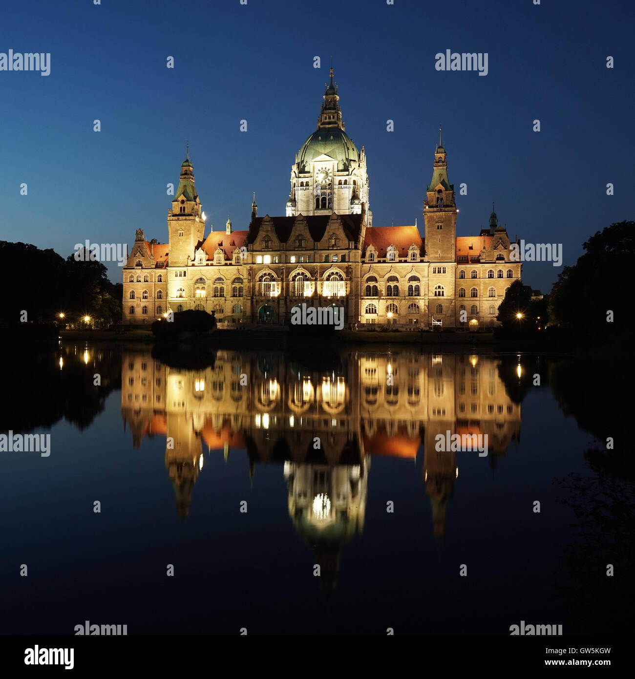 Neues Rathaus in Hannover Deutschland in der Nacht Stockfotografie - Alamy