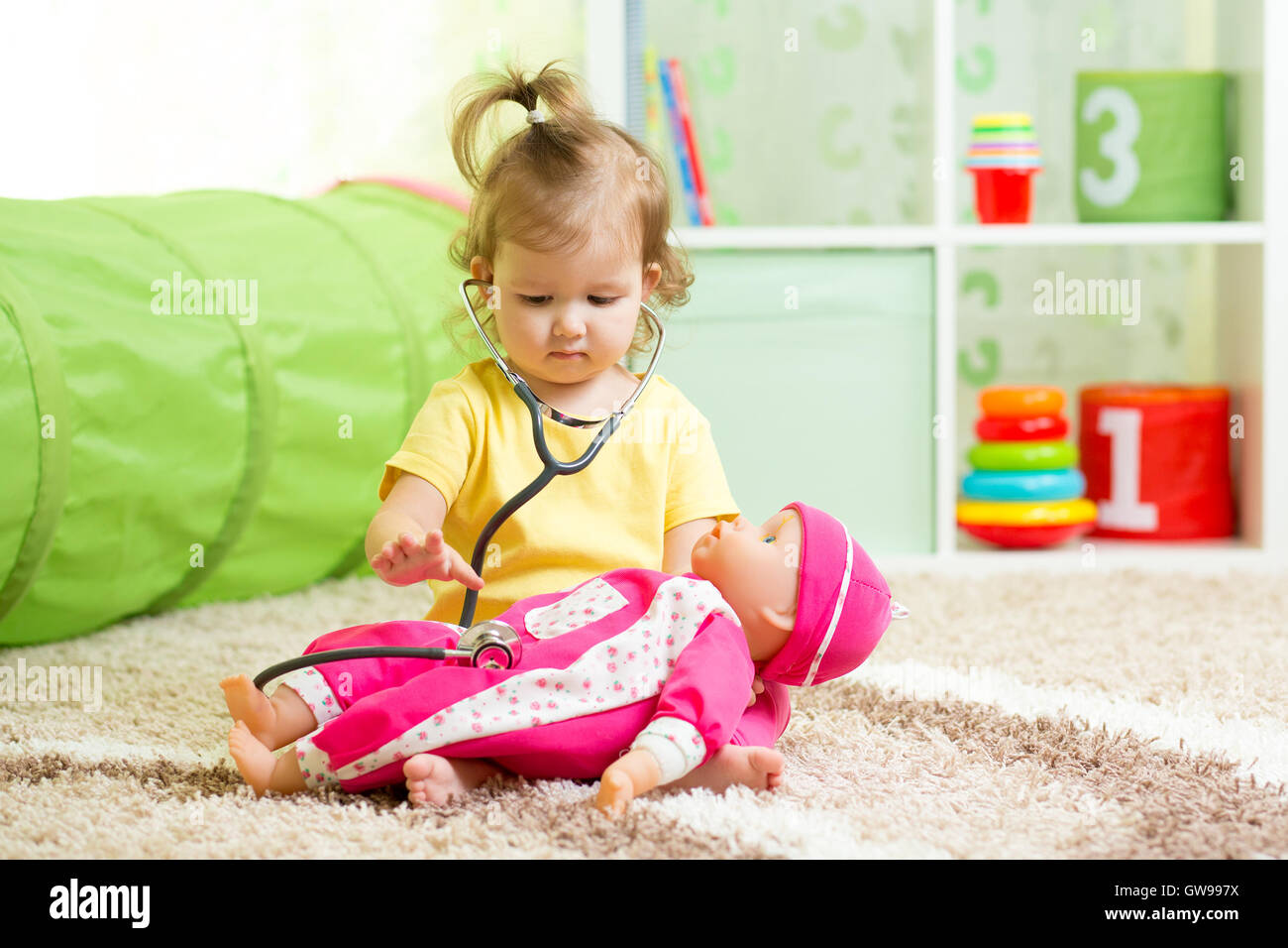 Mit einer puppe spielen -Fotos und -Bildmaterial in hoher Auflösung – Alamy