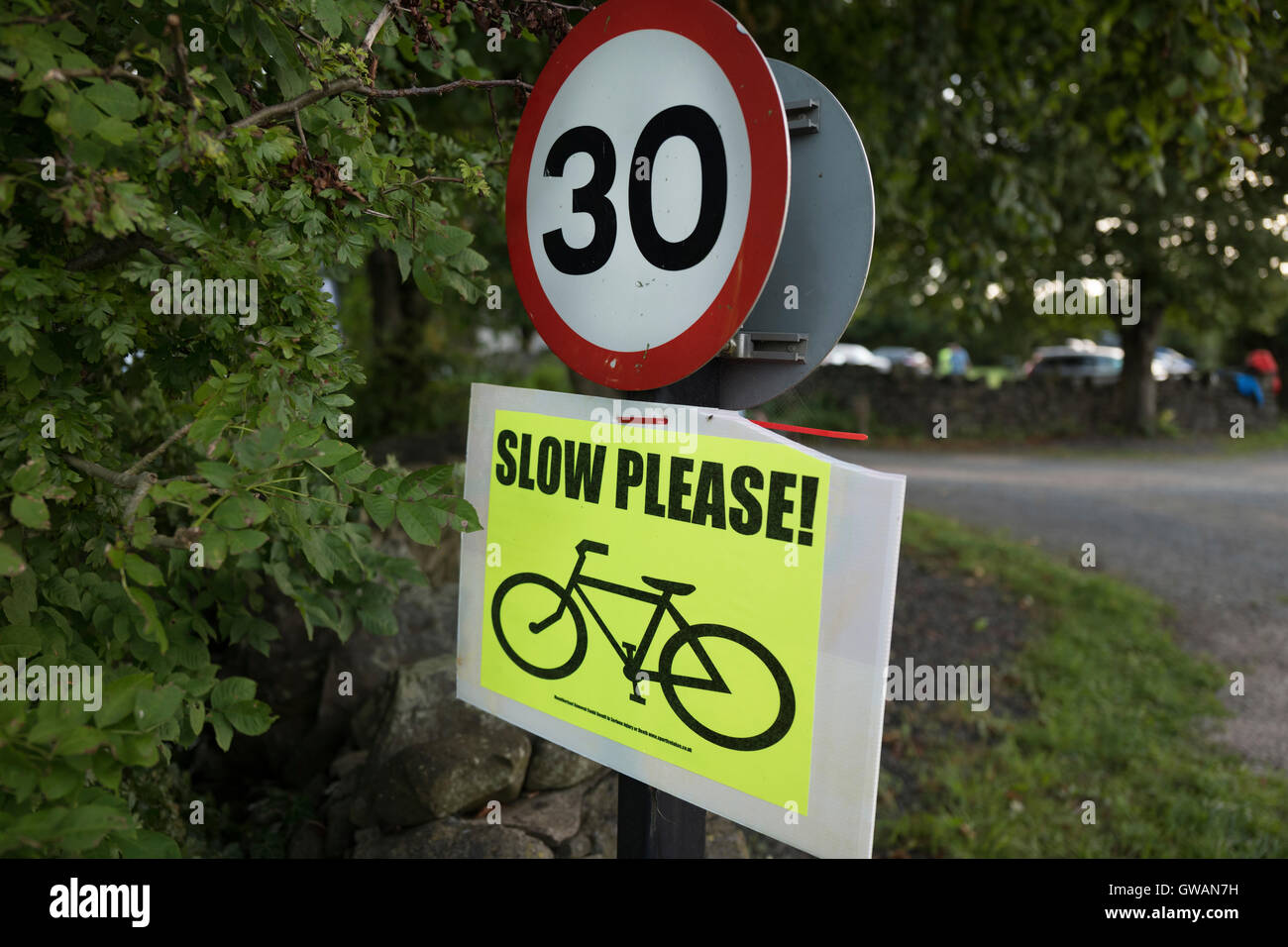 Langsam bitte radfahrschild -Fotos und -Bildmaterial in hoher Auflösung ...