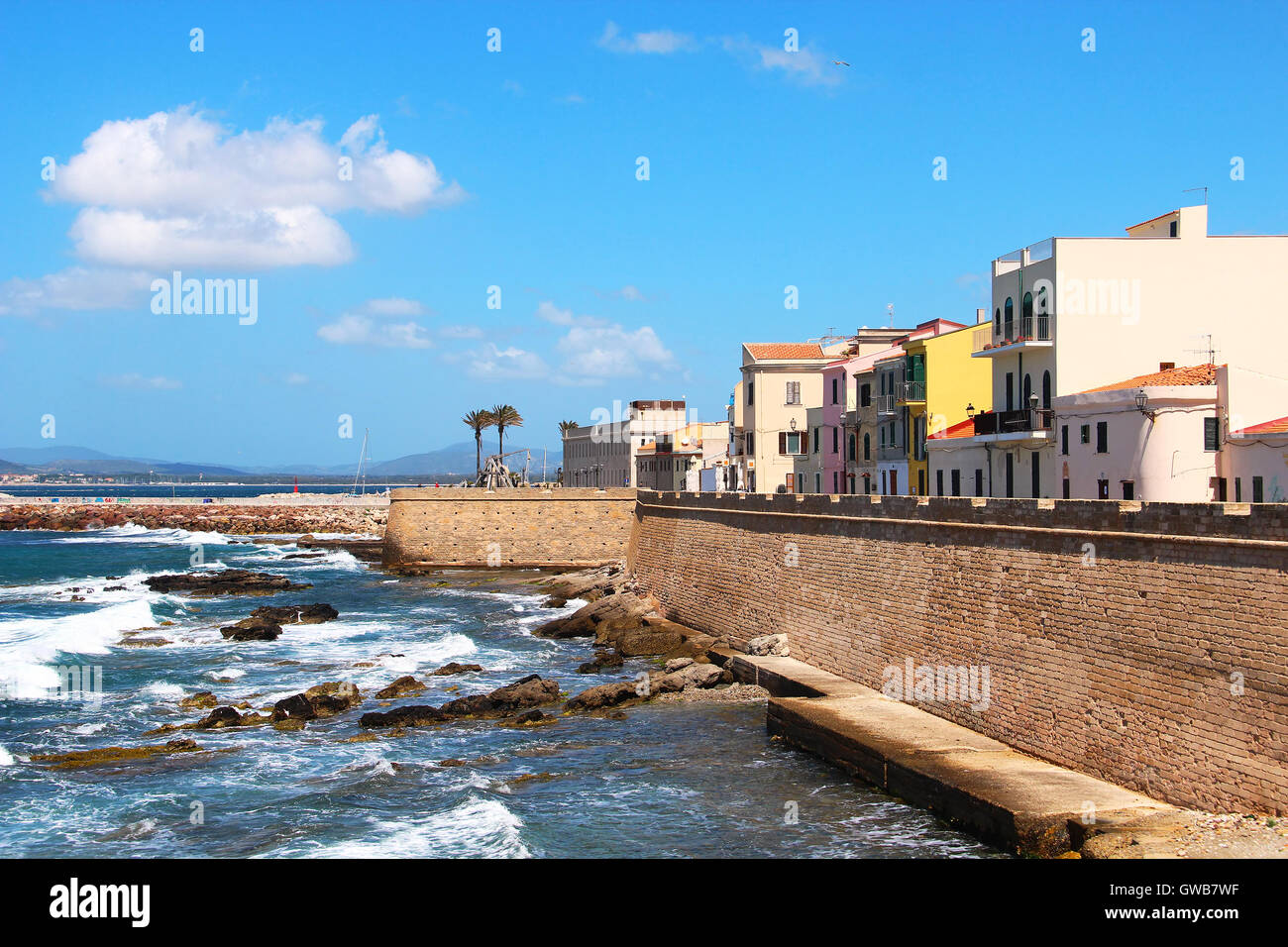 Uferpromenade in der Altstadt von Alghero, Sardinien, Italien ...