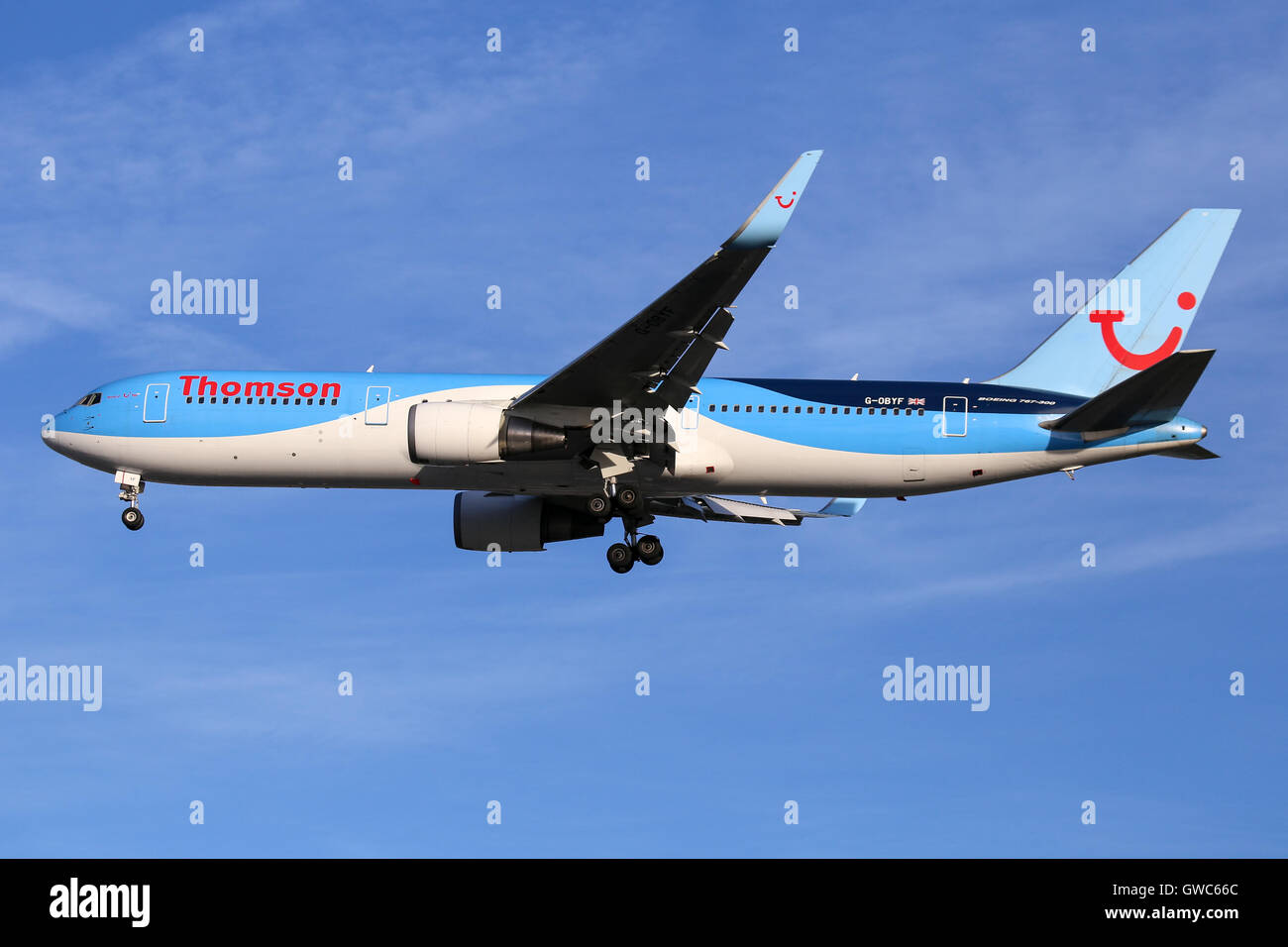 Thomson Airways Boeing 767-300 nähert sich Start-und Landebahn 23R am ...