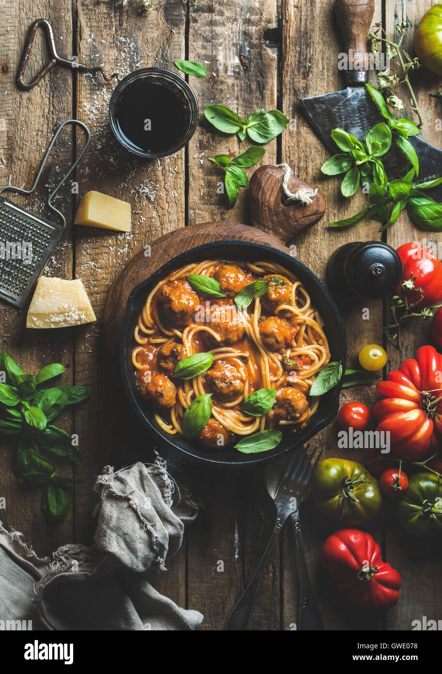 Italienische Pasta Spaghetti mit Tomatensauce und Fleischbällchen in ...
