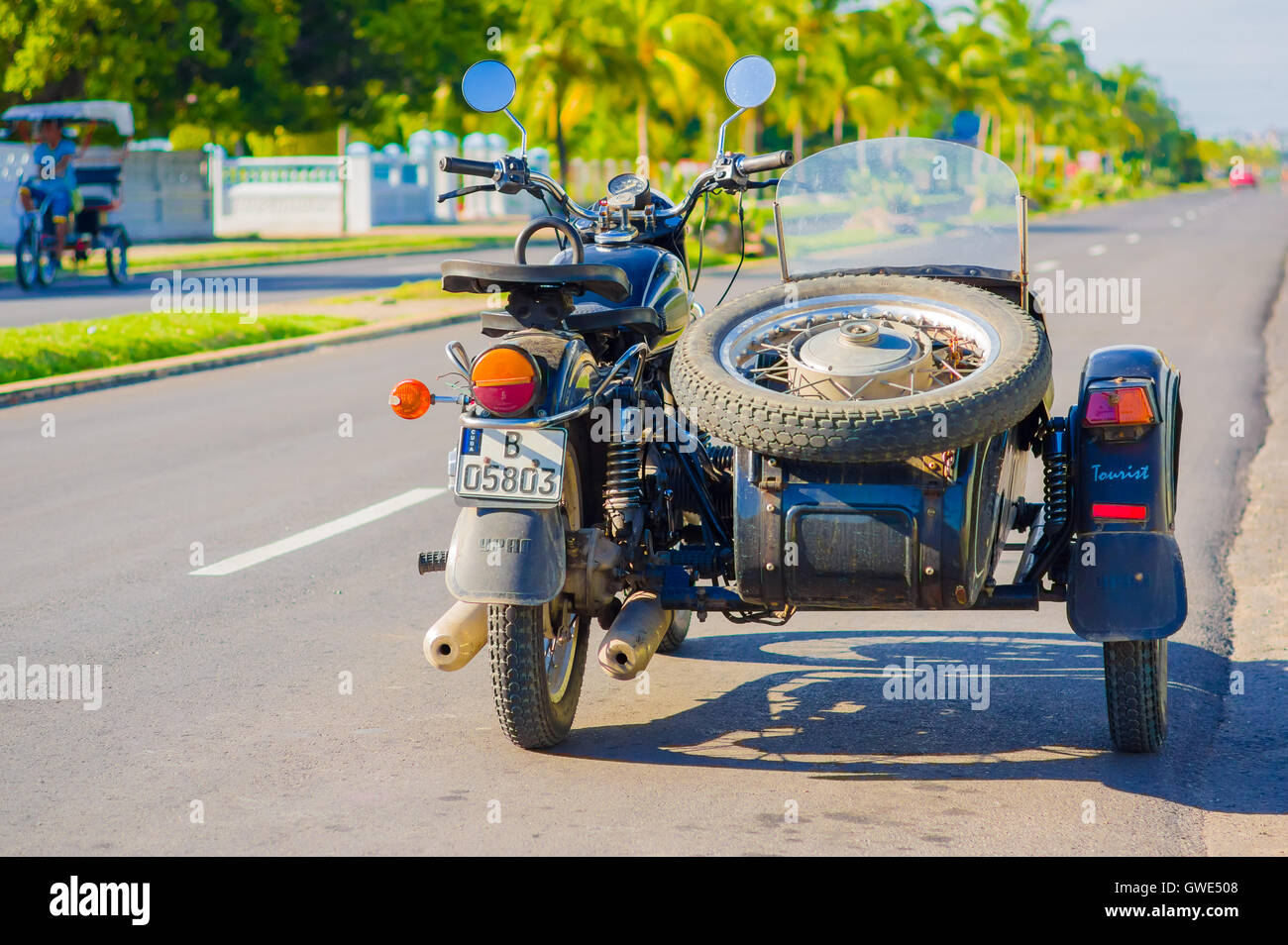 Retro beiwagen royal enfield geschoss 500 -Fotos und -Bildmaterial in ...