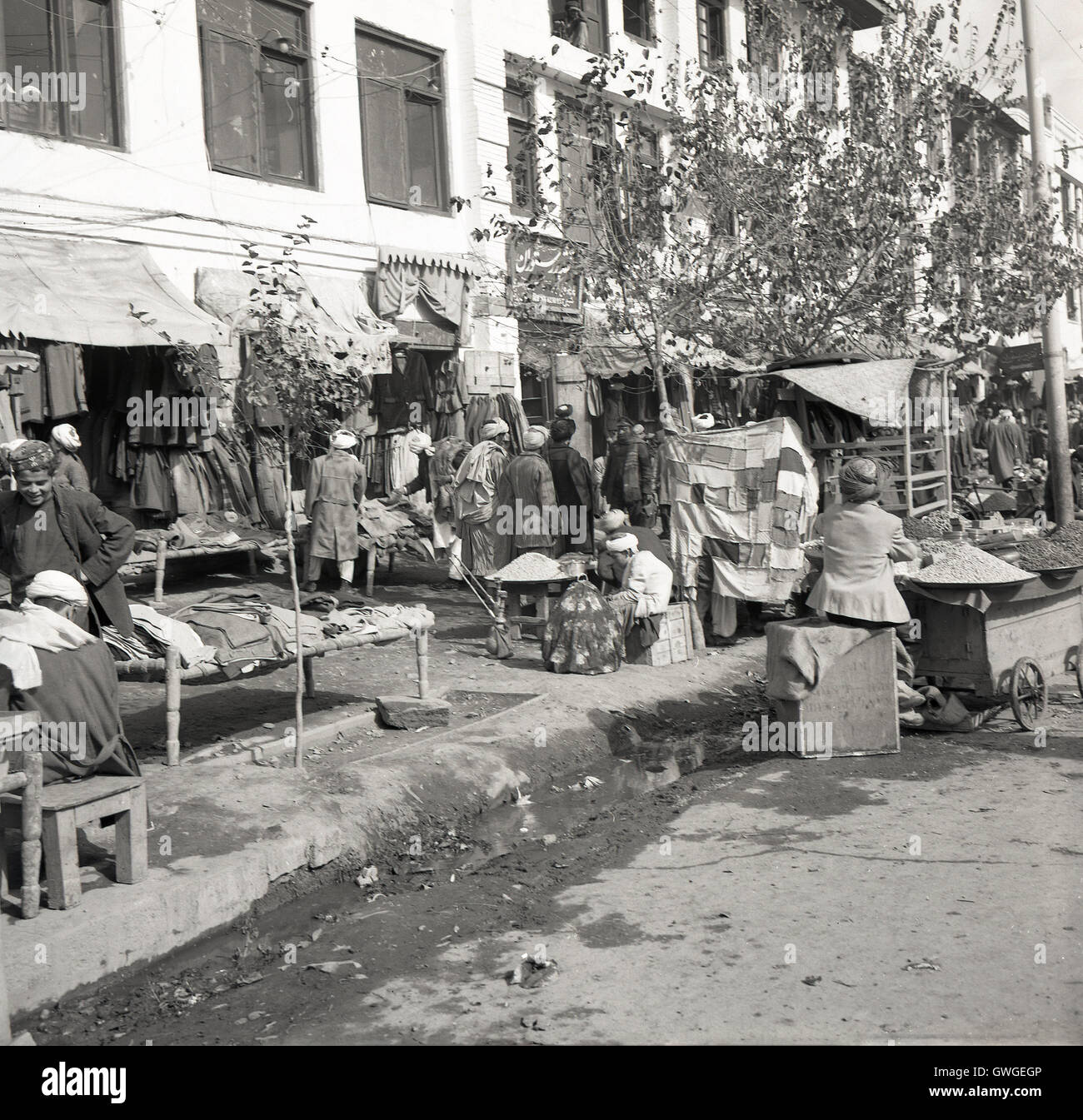 1950er Jahre historische, Straße Verkäufer auf Asphalt, Kabul ...