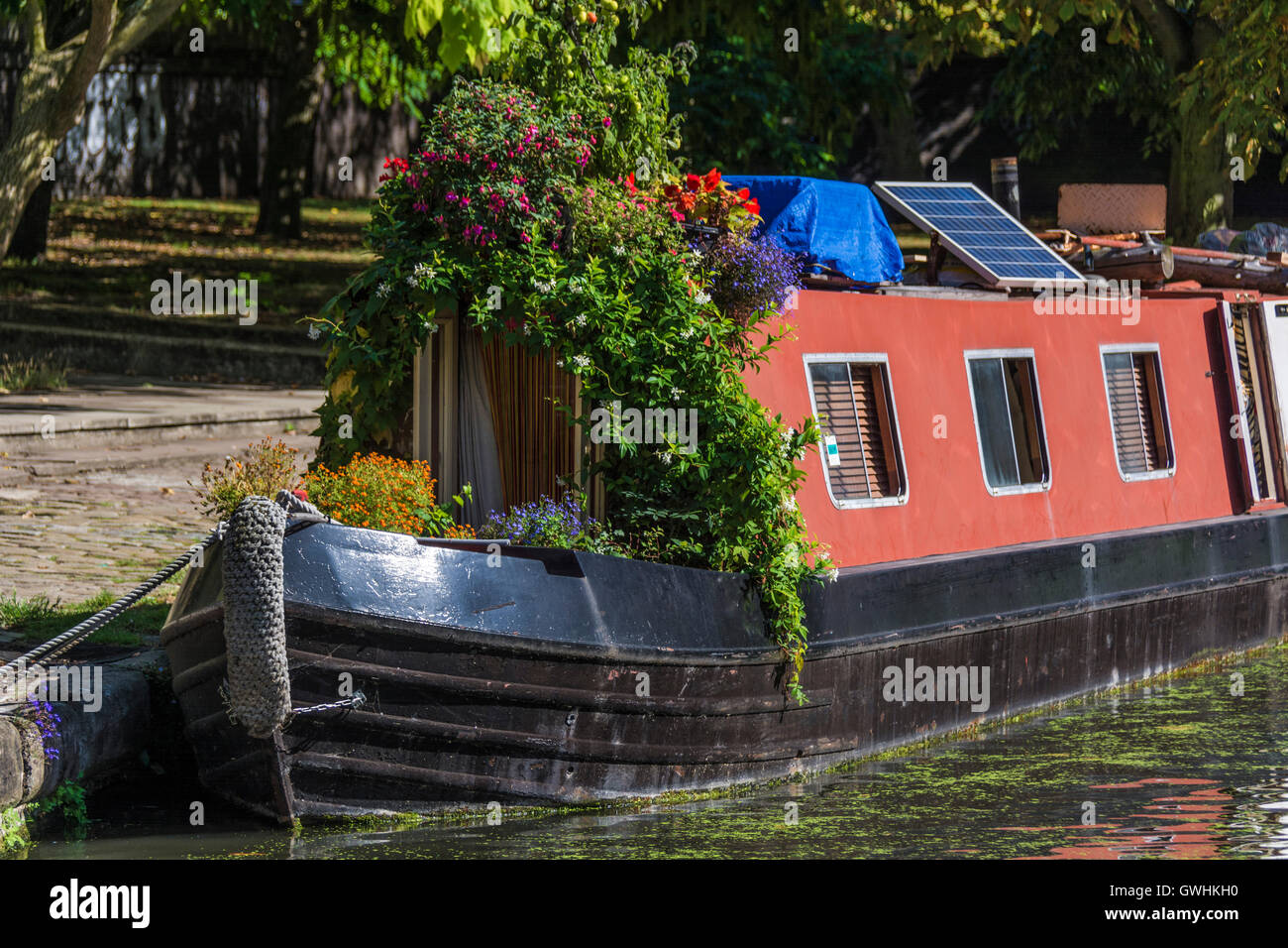 Grachtenboot auf den Regency-Kanal in "Kleines Venedig" in London ...