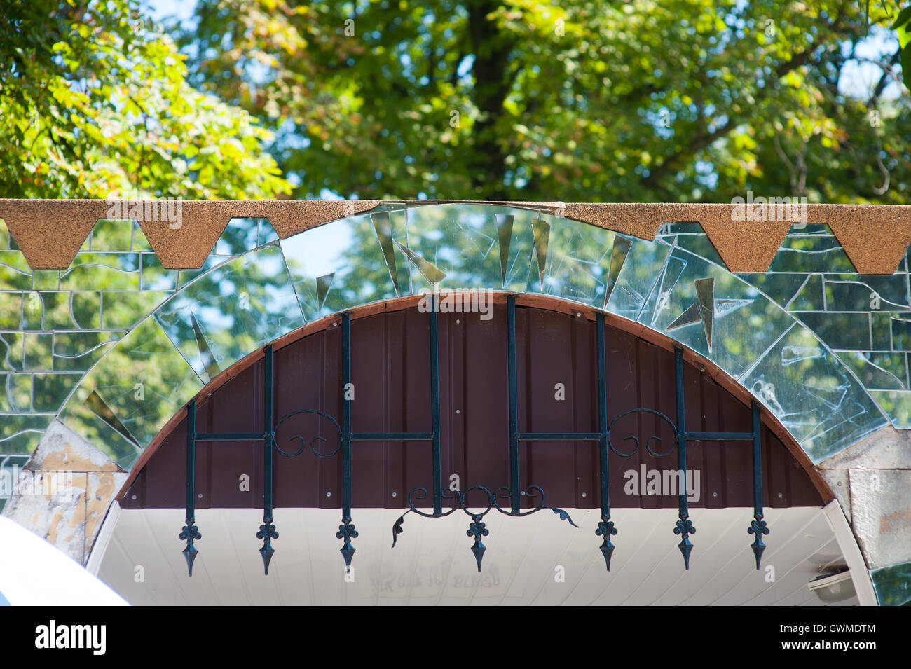 Metal gate brick wall home -Fotos und -Bildmaterial in hoher Auflösung ...