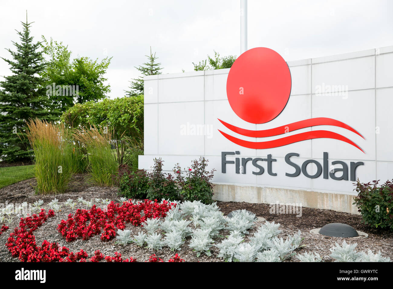 Ein Logo Zeichen außerhalb einer Einrichtung von First Solar in ...