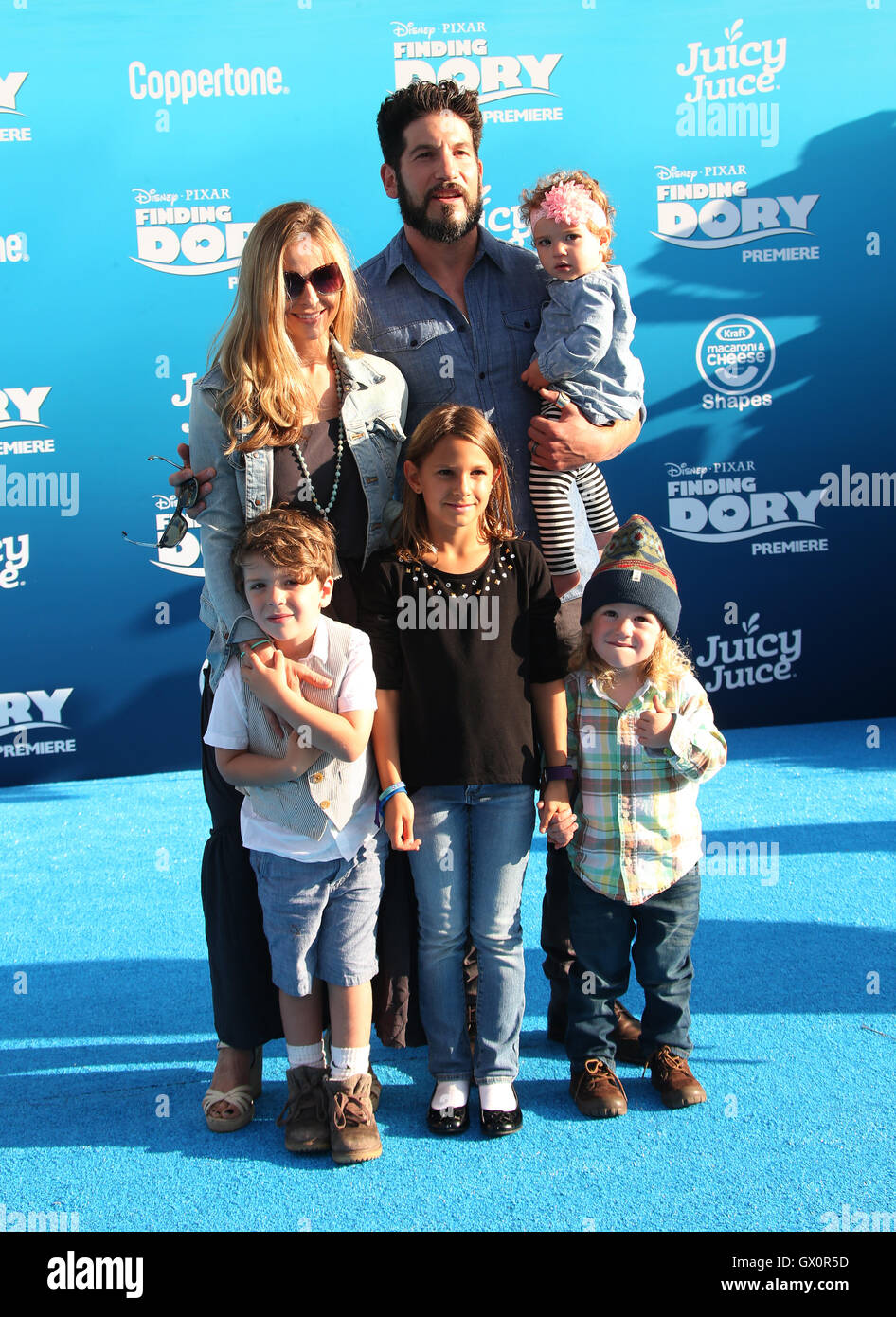 Jon bernthal and erin angle -Fotos und -Bildmaterial in hoher Auflösung ...