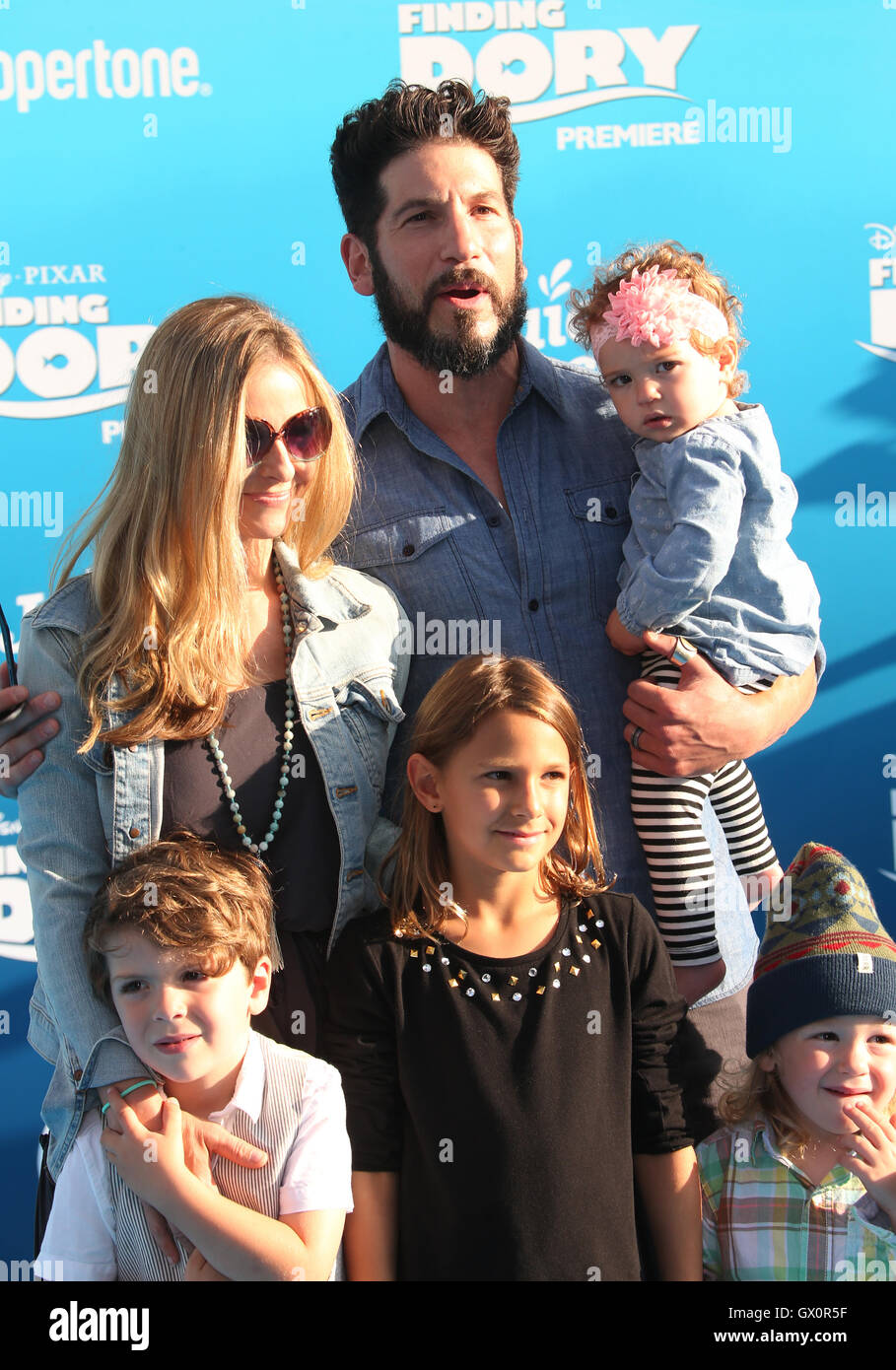 Jon bernthal and erin angle -Fotos und -Bildmaterial in hoher Auflösung ...