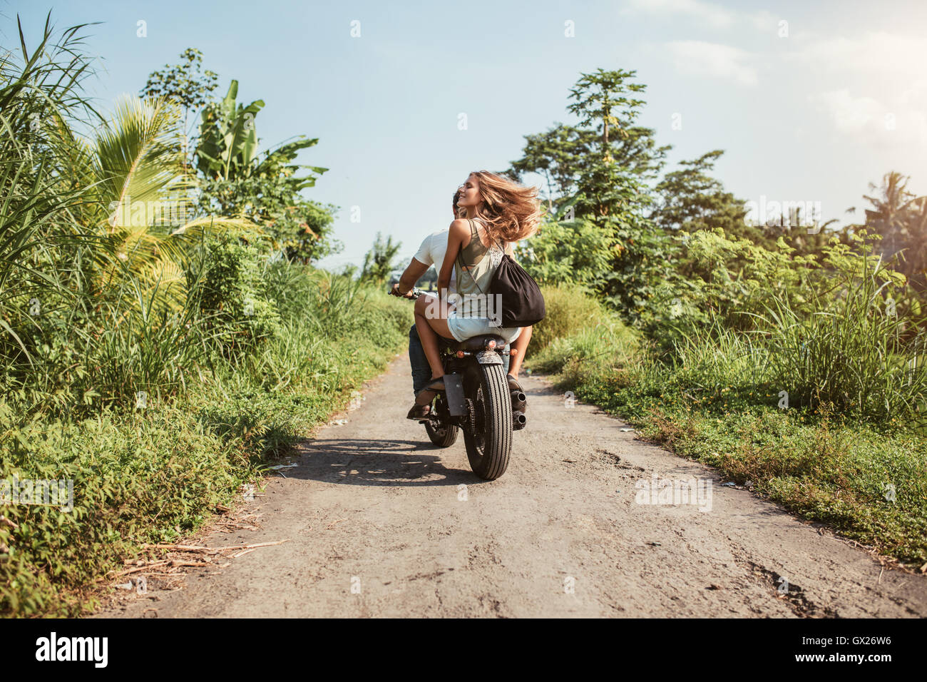 Motorradfahrer Auf Landstraße Stockfotos und -bilder Kaufen - Alamy