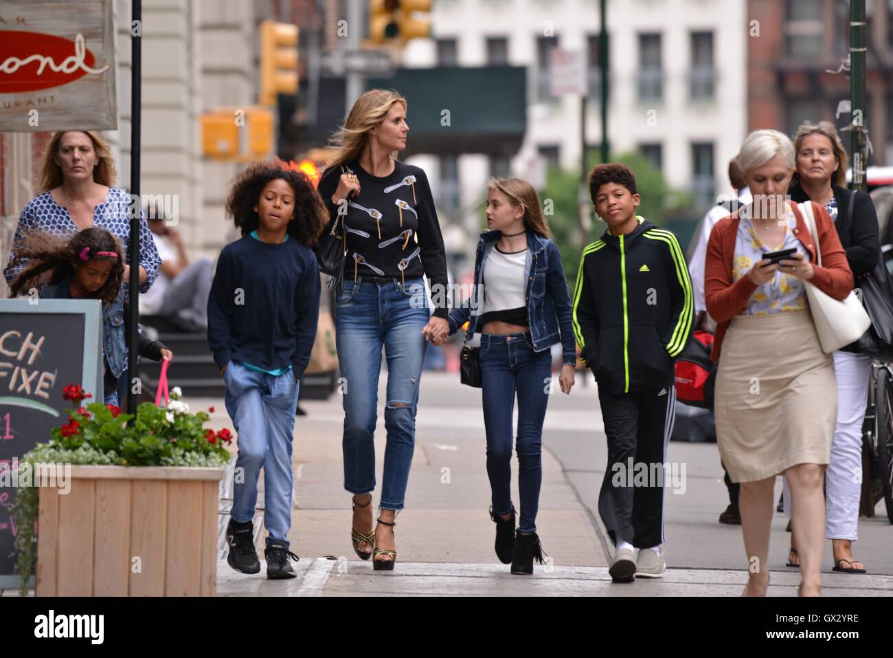 Heidi klum and johan riley fyodor taiwo samuel -Fotos und -Bildmaterial ...