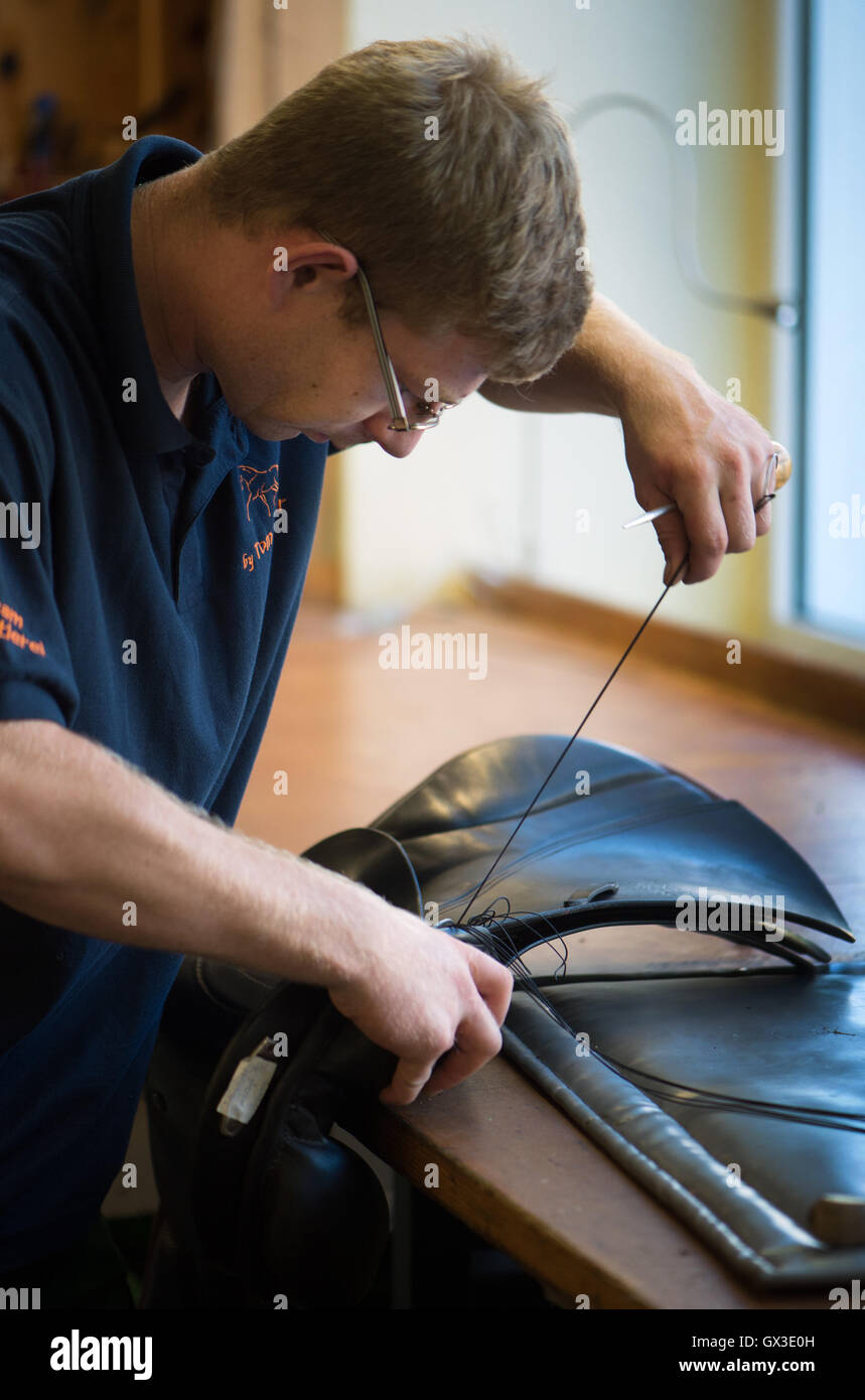 Sattler Marcel Schlossstein arbeitet an einem Sattel auf dem Tom ...