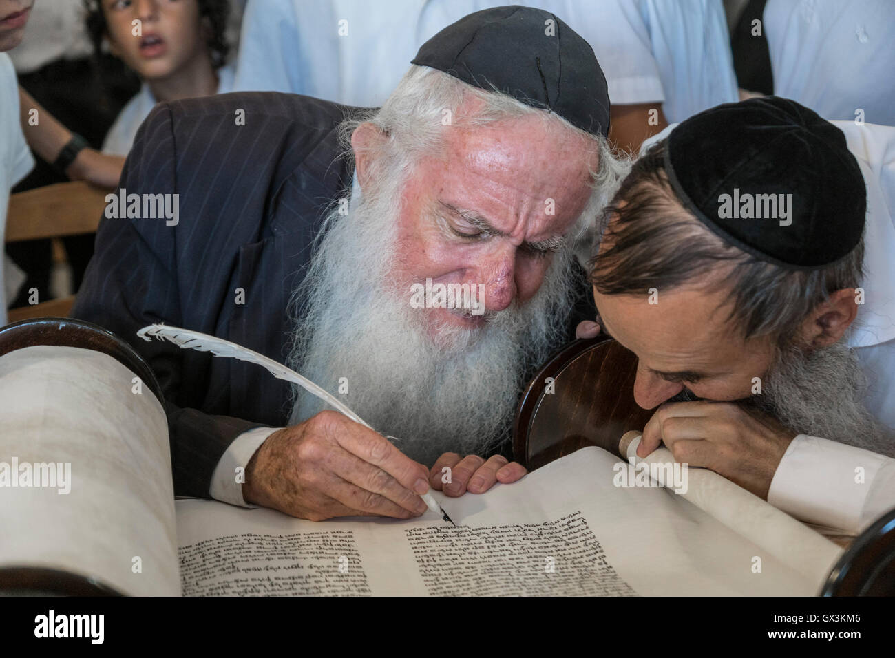 Neria, Israel. 15. September 2016. Ein Scrivener hilft Rabbi Michael ...