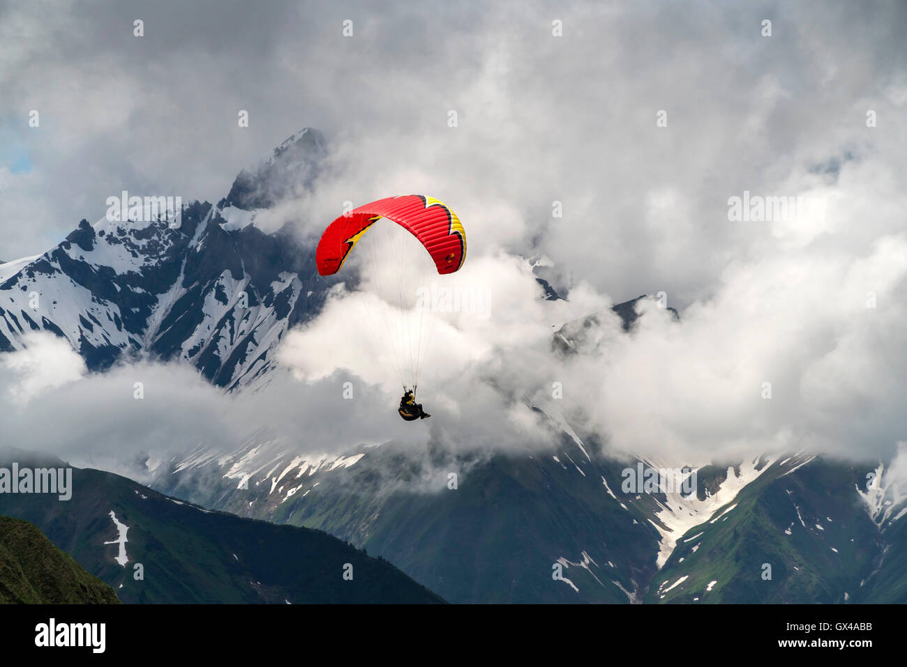 Gleitschirmflieger in Den Allgaeuer Alpen Bei Oberstdorf, Oberallgäu ...