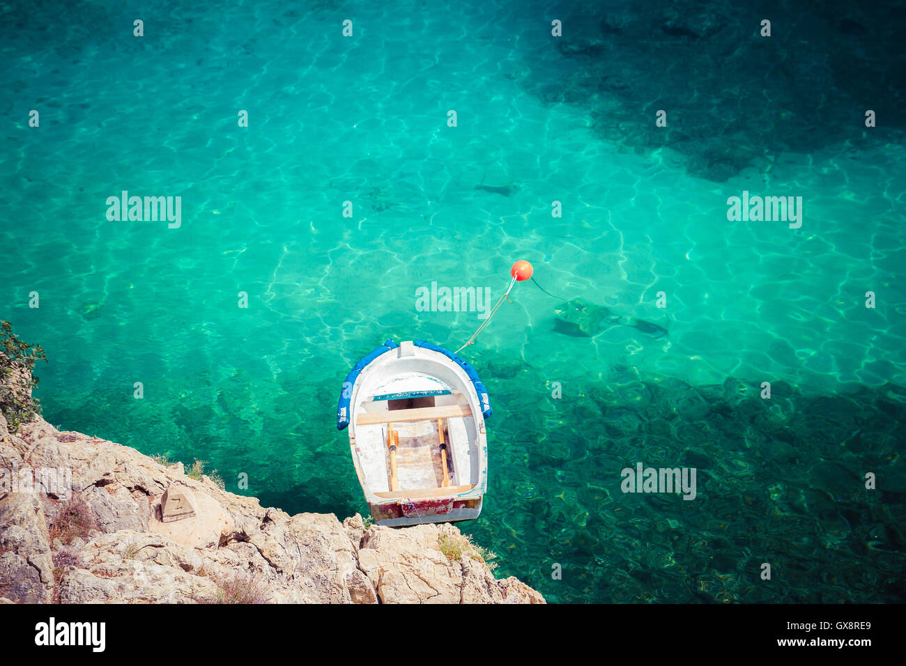 Kleines boot im meer -Fotos und -Bildmaterial in hoher Auflösung – Alamy