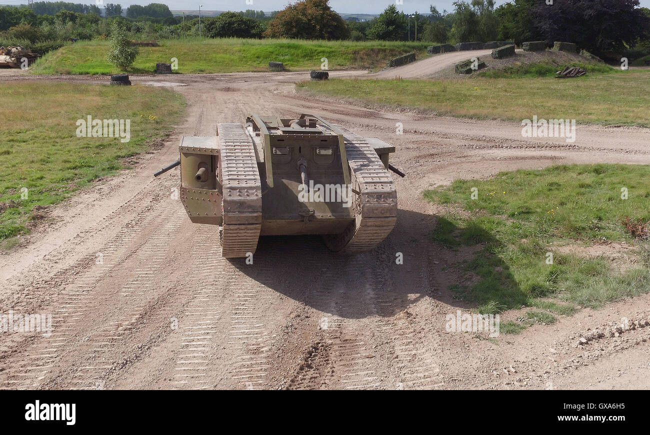 Luftbild von einem Replikat Mark IV Weltkrieg einen Panzer im Bovington ...