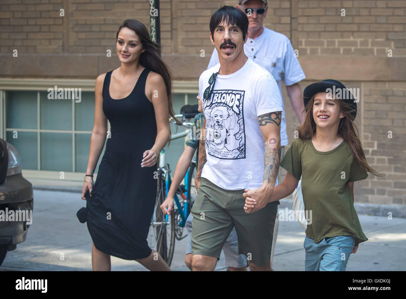 Anthony Kiedis geht einkaufen mit seinem Sohn Everly Bear Kiedis SoHo ...
