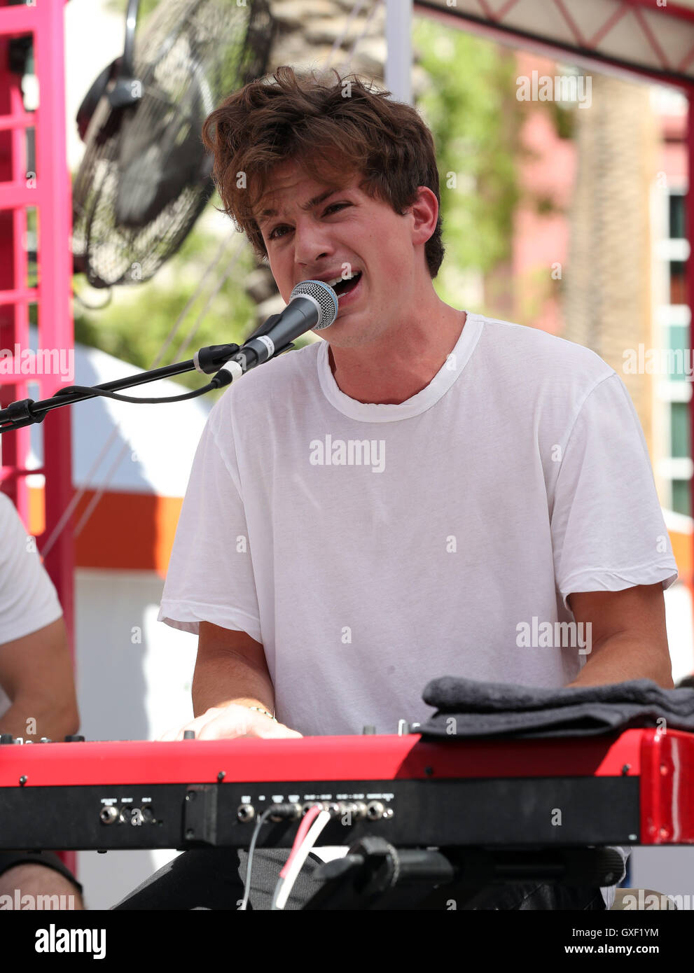 Charlie Puth führt bei GO Pool innen Flamingo Las Vegas Featuring ...