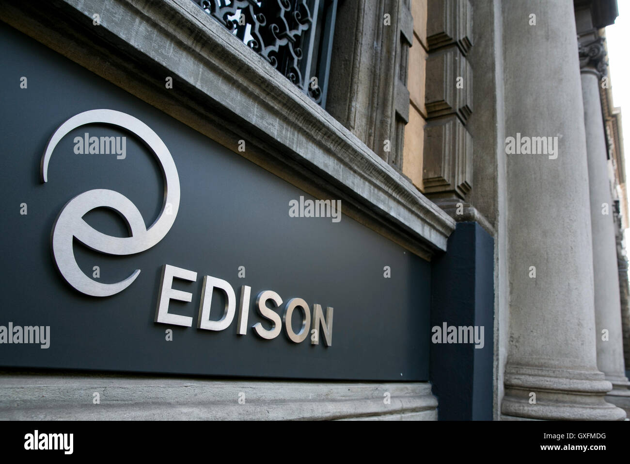 Ein Logo Zeichen außerhalb der Hauptsitz von Edison s.p.a. in Mailand ...