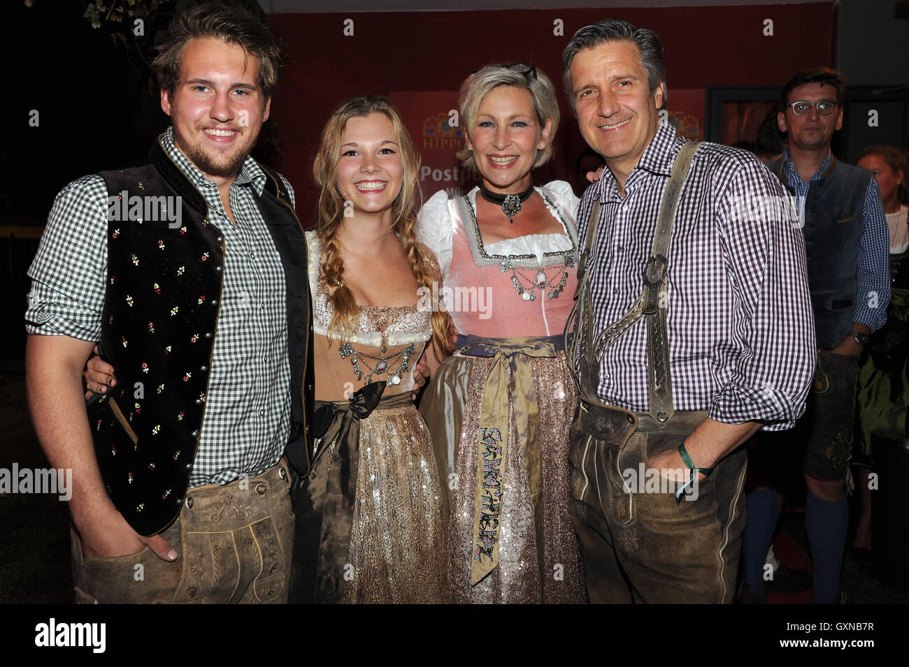 München, Deutschland. 16. Sep, 2016. Sängerin Claudia Jung (2.f.R), ihr ...