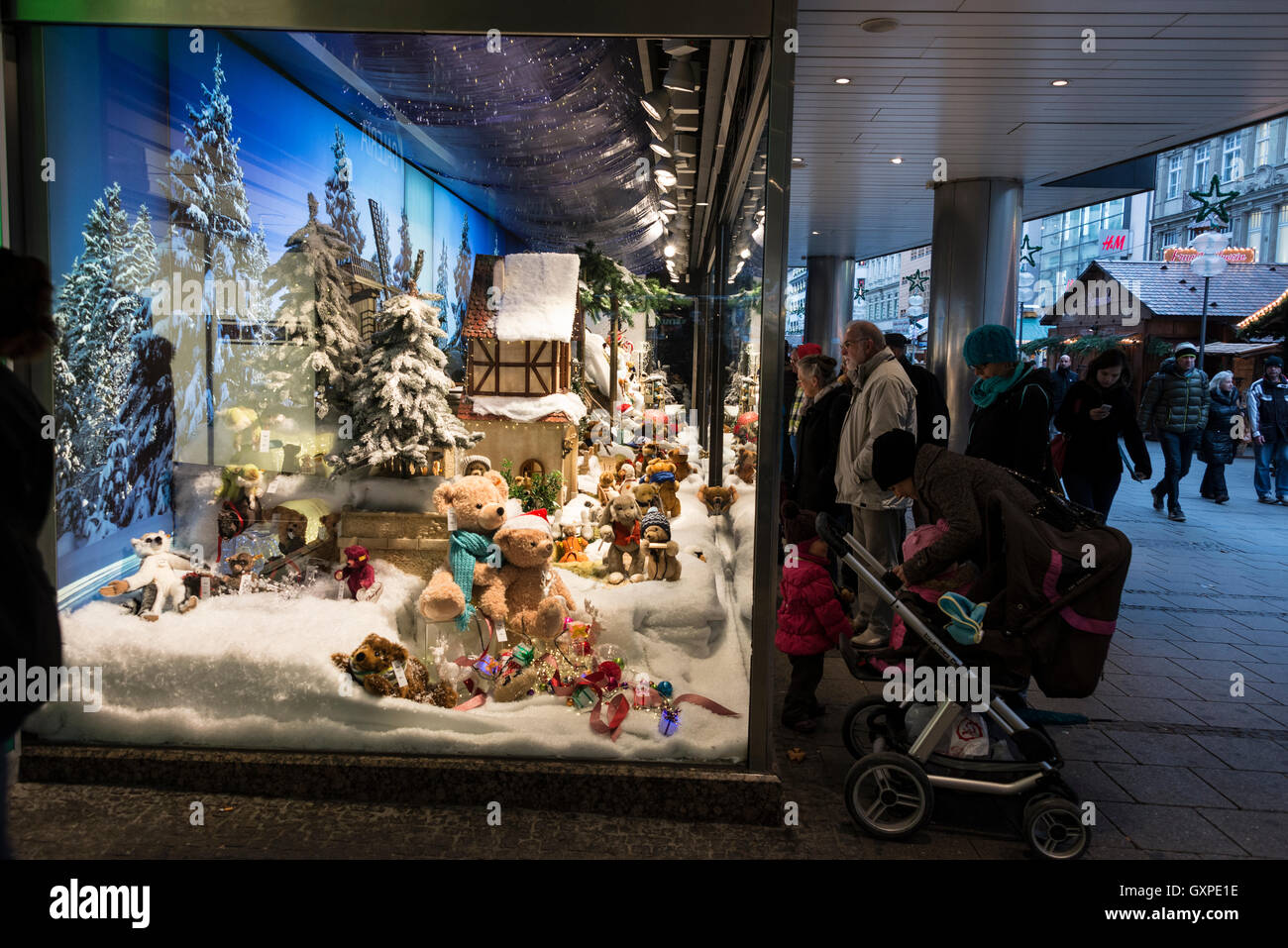 Ein großes Schaufenster zieht vorbeifahrende Kinder und Eltern in eine ... Ein großes Schaufenster zieht vorbeifahrende Kinder und Eltern in eine ...