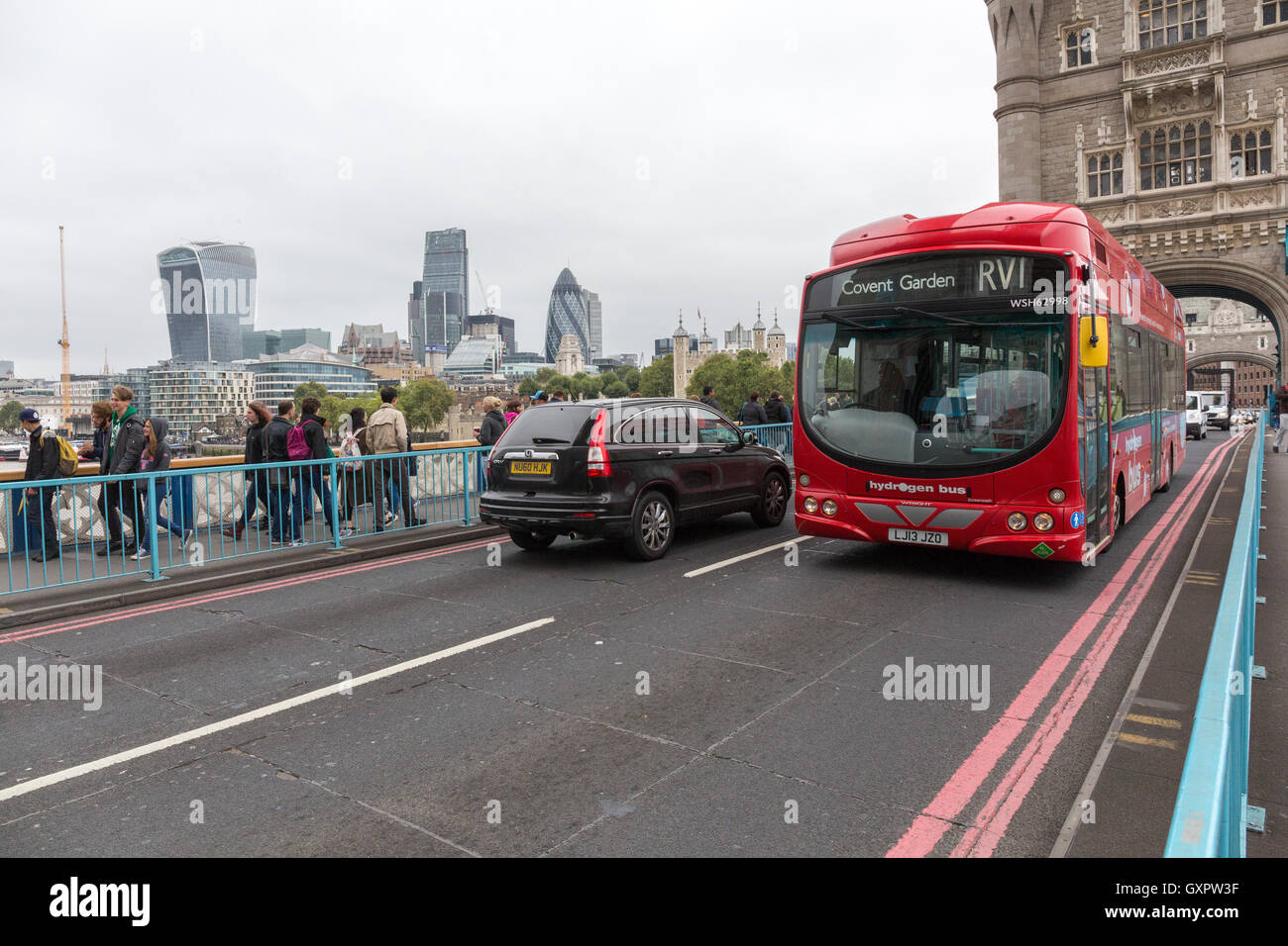 Die TFL RV1 London red Bus auf Tower Bridge London Stockfotografie - Alamy