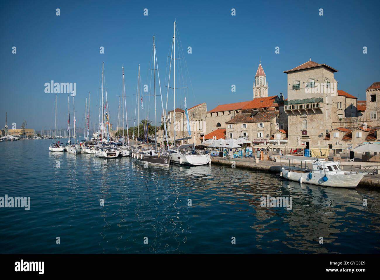 Riva / Strandpromenade promenade mit Hafen, Vitturi Turm, Stadttor und ...