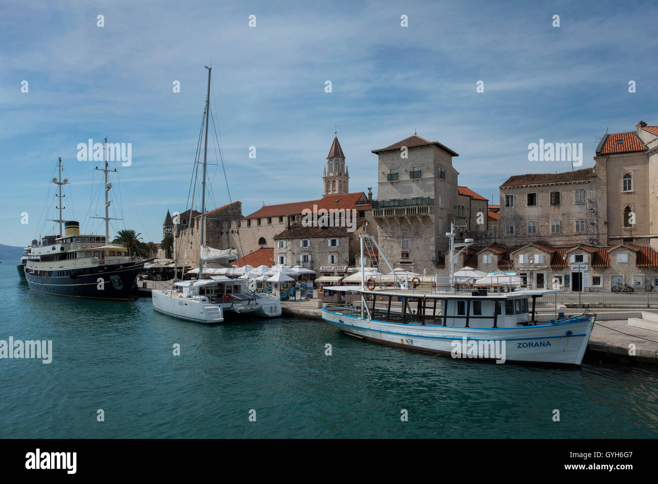 Riva / Strandpromenade promenade mit Hafen, Vitturi Turm, Stadttor und ...