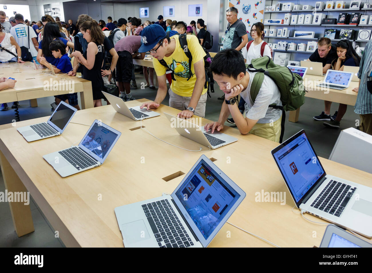 Apple computer store new york -Fotos und -Bildmaterial in hoher ...