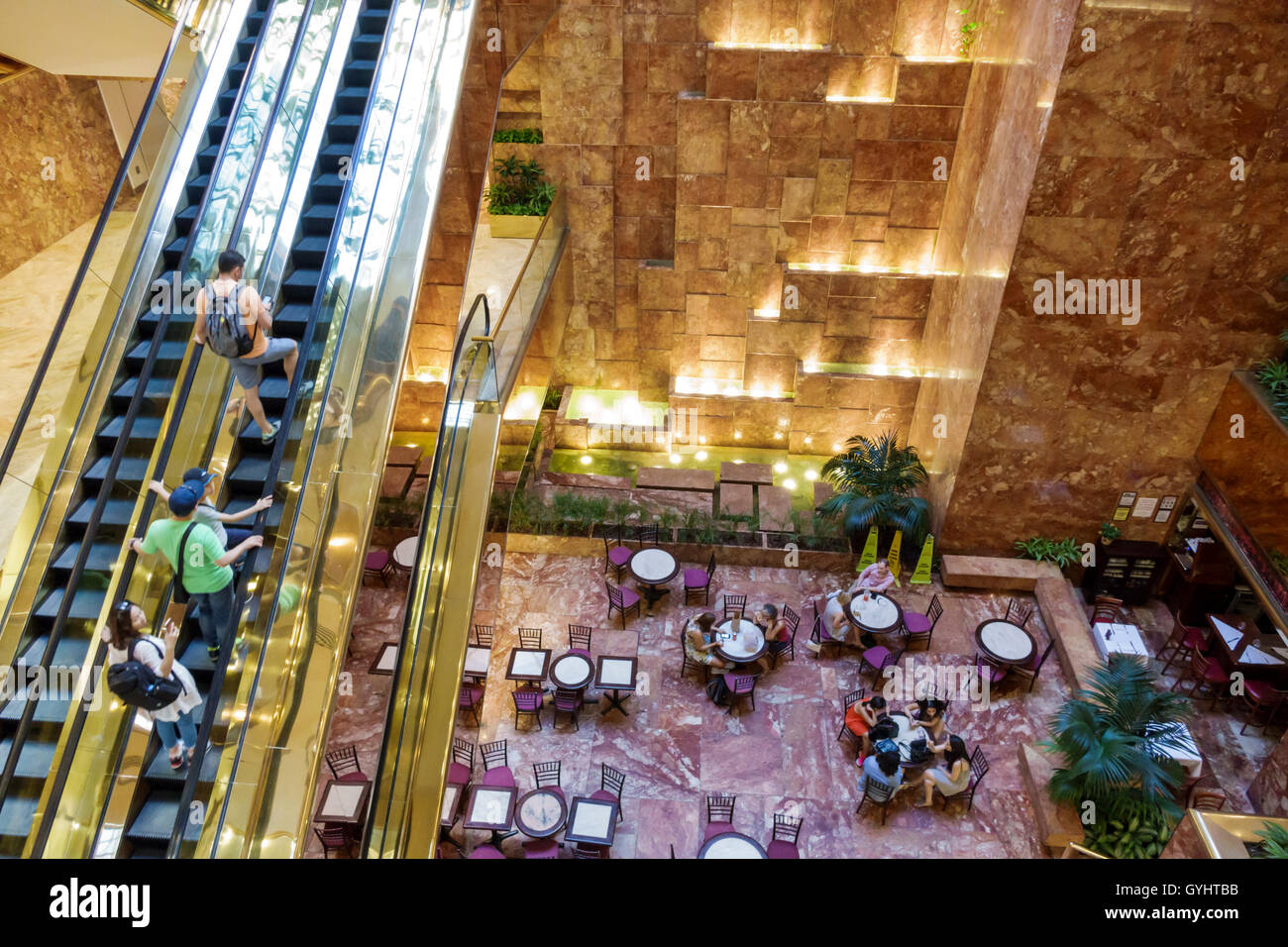 Trump tower atrium -Fotos und -Bildmaterial in hoher Auflösung – Alamy