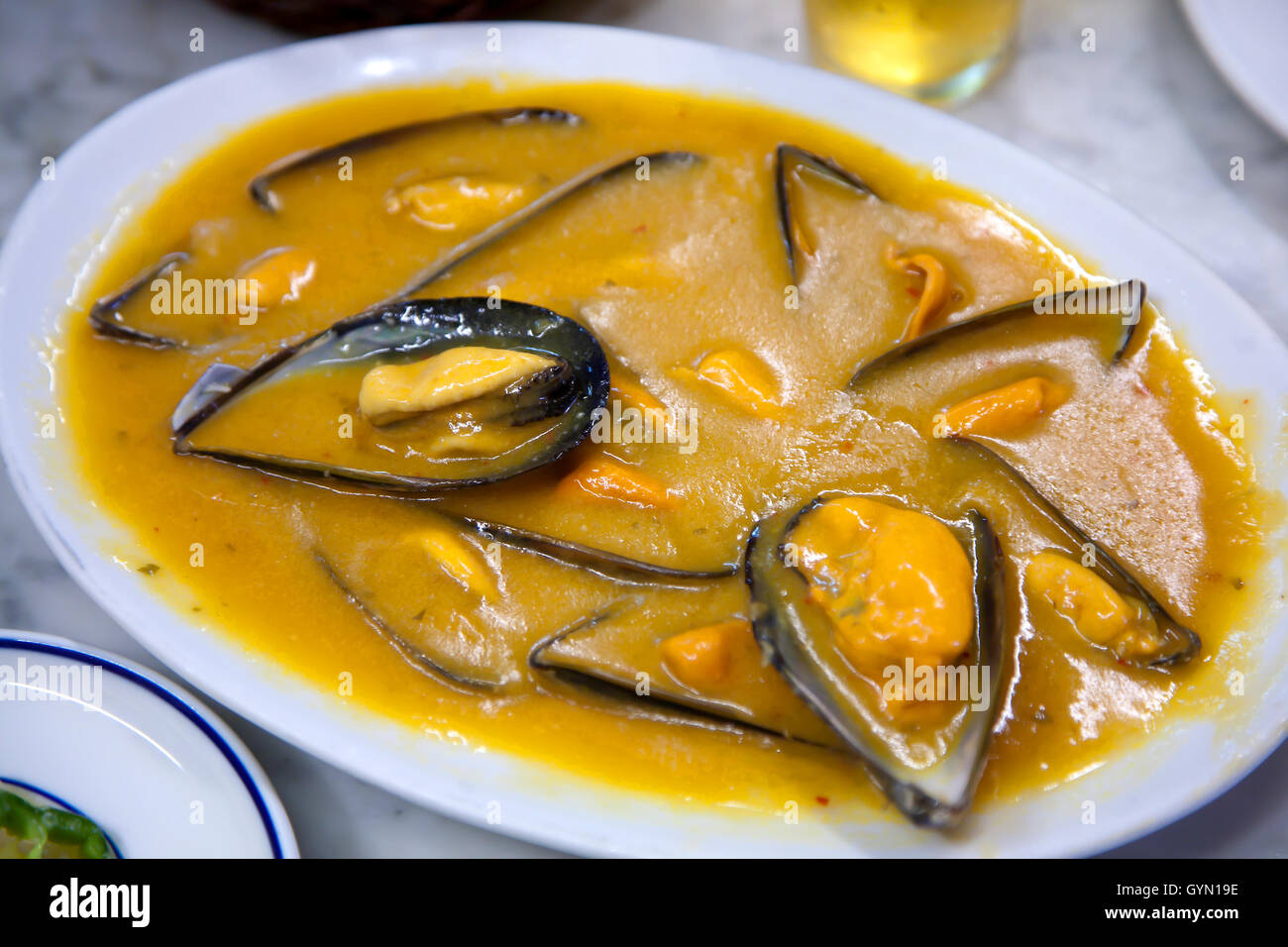 Muscheln essen -Fotos und -Bildmaterial in hoher Auflösung – Alamy
