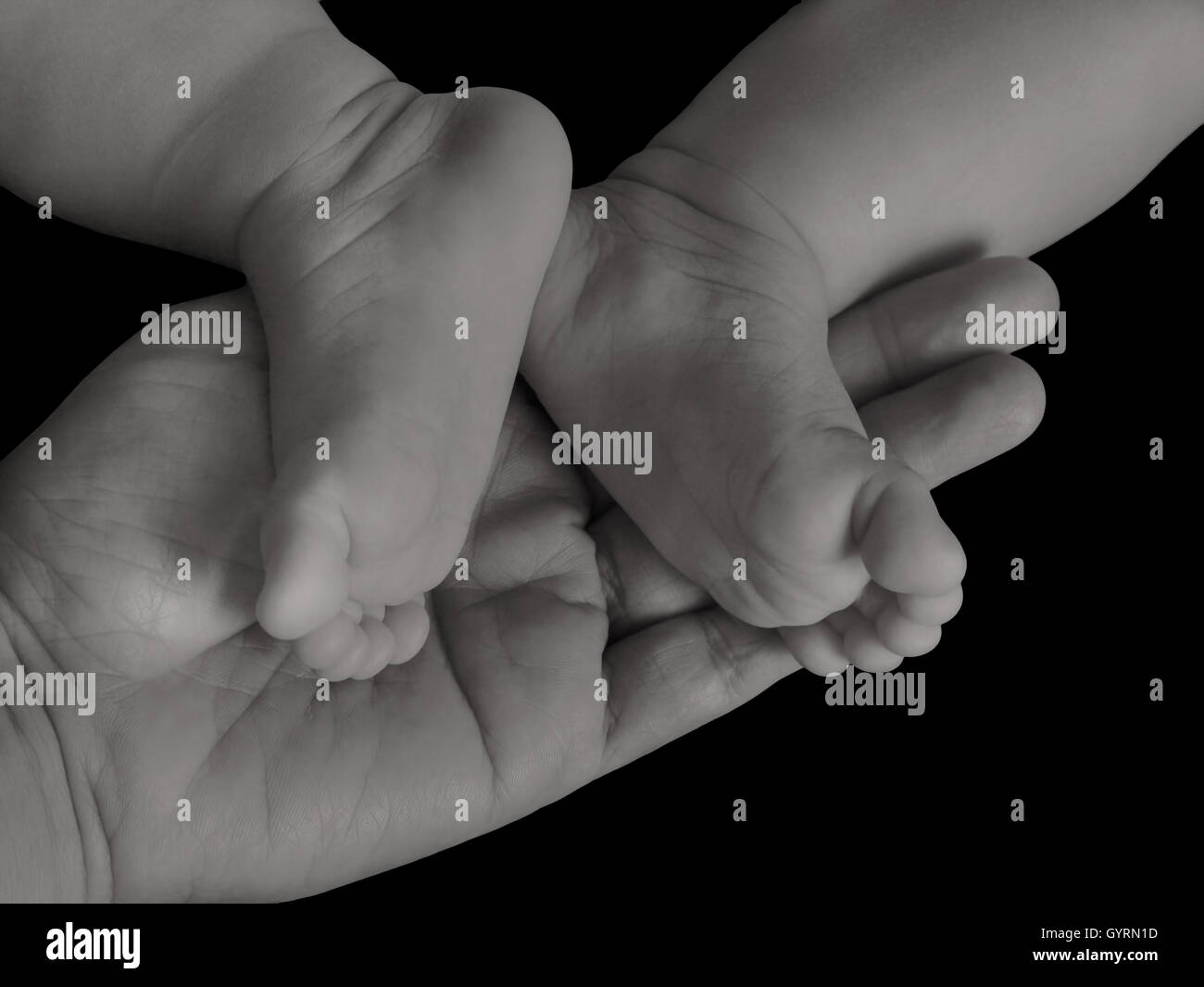 Fuß-neugeborenes Kind liegenden Organe, die sich bewegen ...