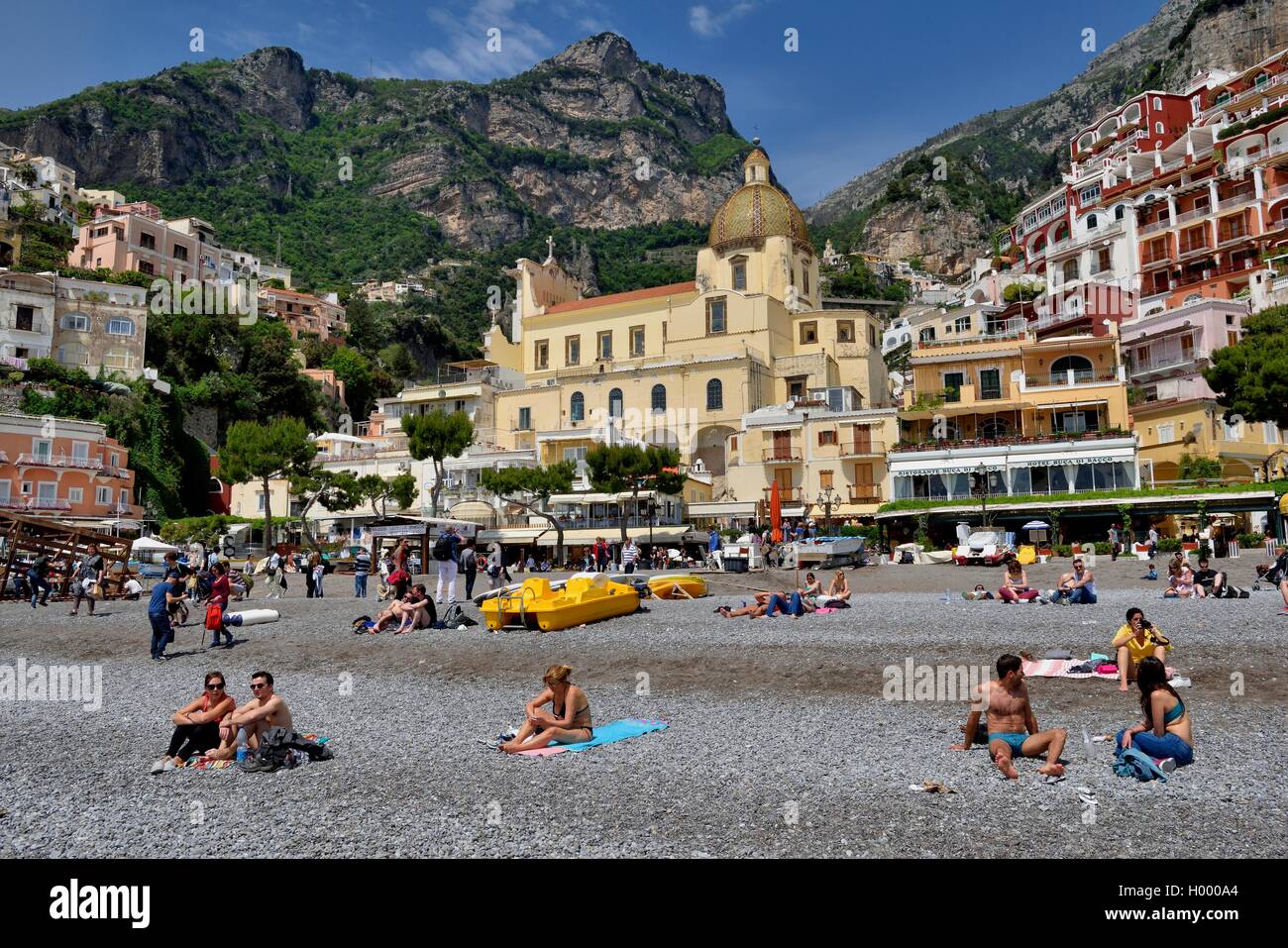 Kirche Santa Maria Assunta mit Strand, Positano, Costiera Amalfitana ...