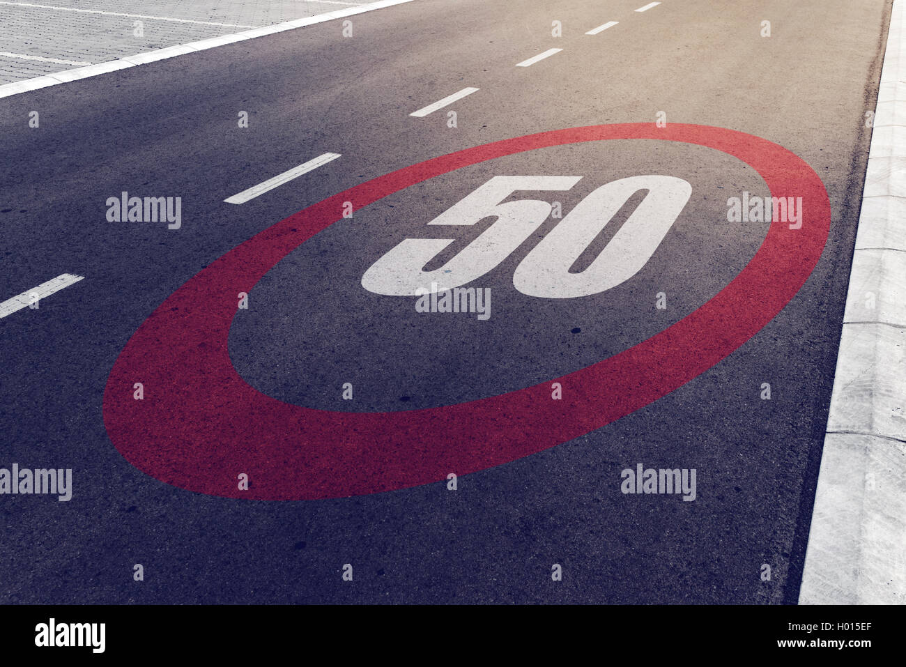 50 km schild fahren -Fotos und -Bildmaterial in hoher Auflösung – Alamy