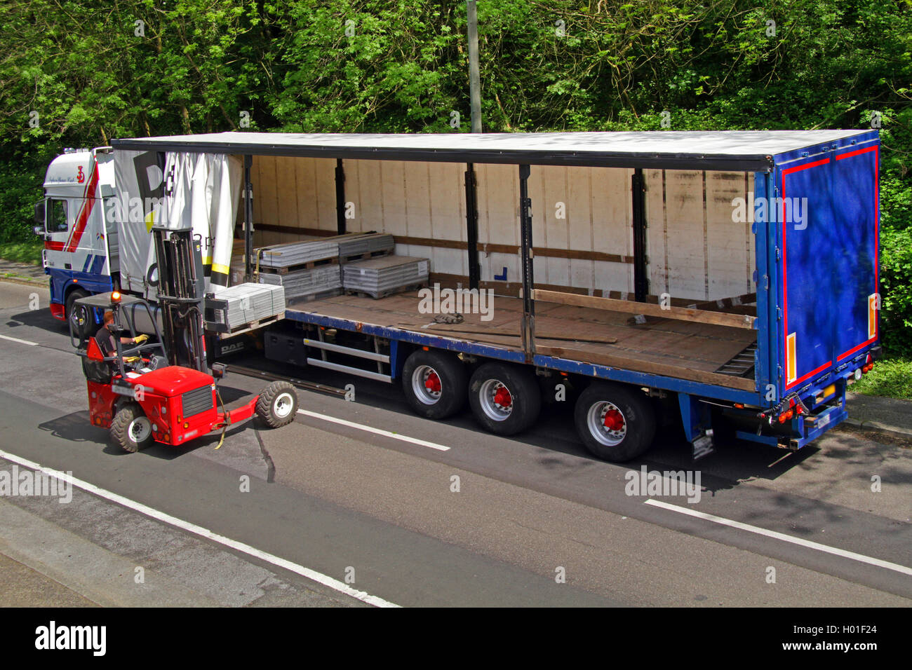 Entladen von fahrzeugen -Fotos und -Bildmaterial in hoher Auflösung – Alamy