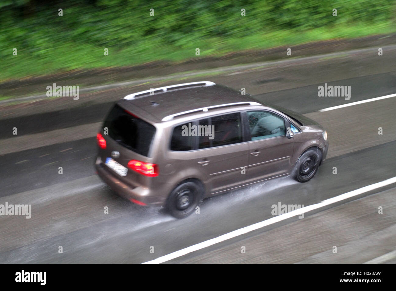 Bei regen im auto -Fotos und -Bildmaterial in hoher Auflösung – Alamy
