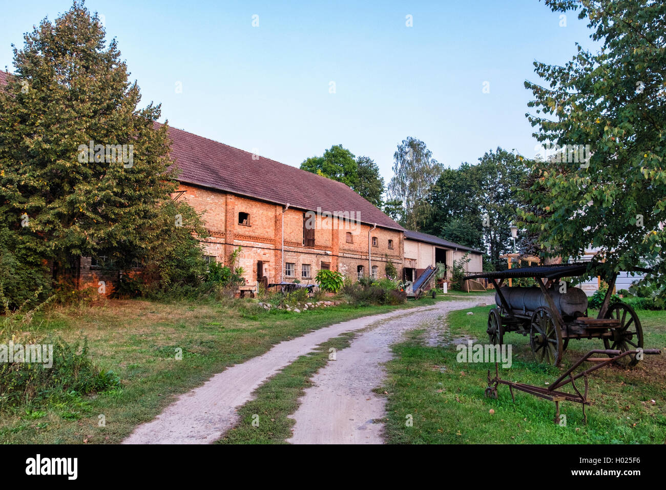 Bauernhof restaurierte alte gemauerte scheune -Fotos und -Bildmaterial ...
