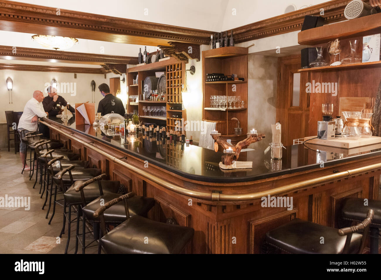 Gäste an der theke der bar -Fotos und -Bildmaterial in hoher Auflösung ...