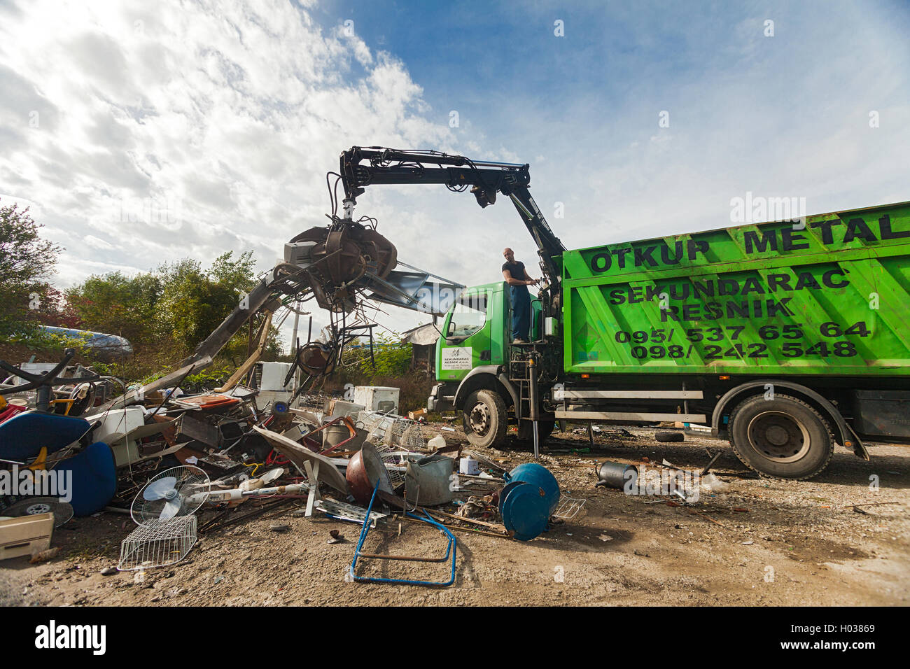 Garbage truck truck driver -Fotos und -Bildmaterial in hoher Auflösung ...