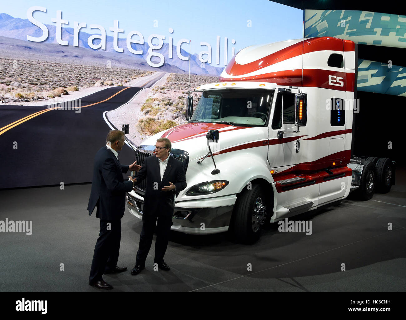 Hannover, Deutschland. 20. Sep, 2016. Andreas Renschler (l), VW ...