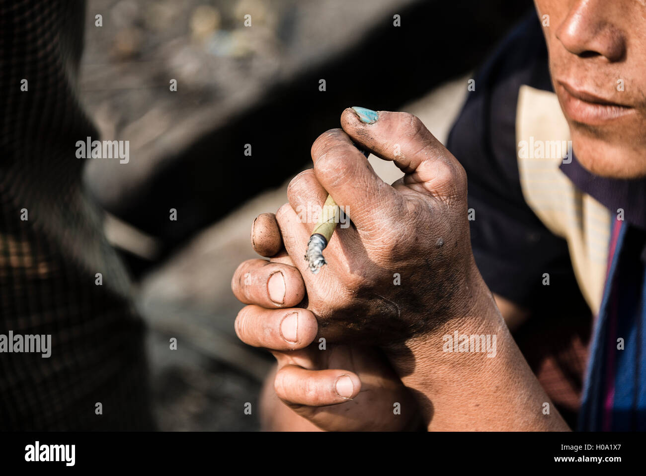 Zigarillo rauchen -Fotos und -Bildmaterial in hoher Auflösung – Alamy
