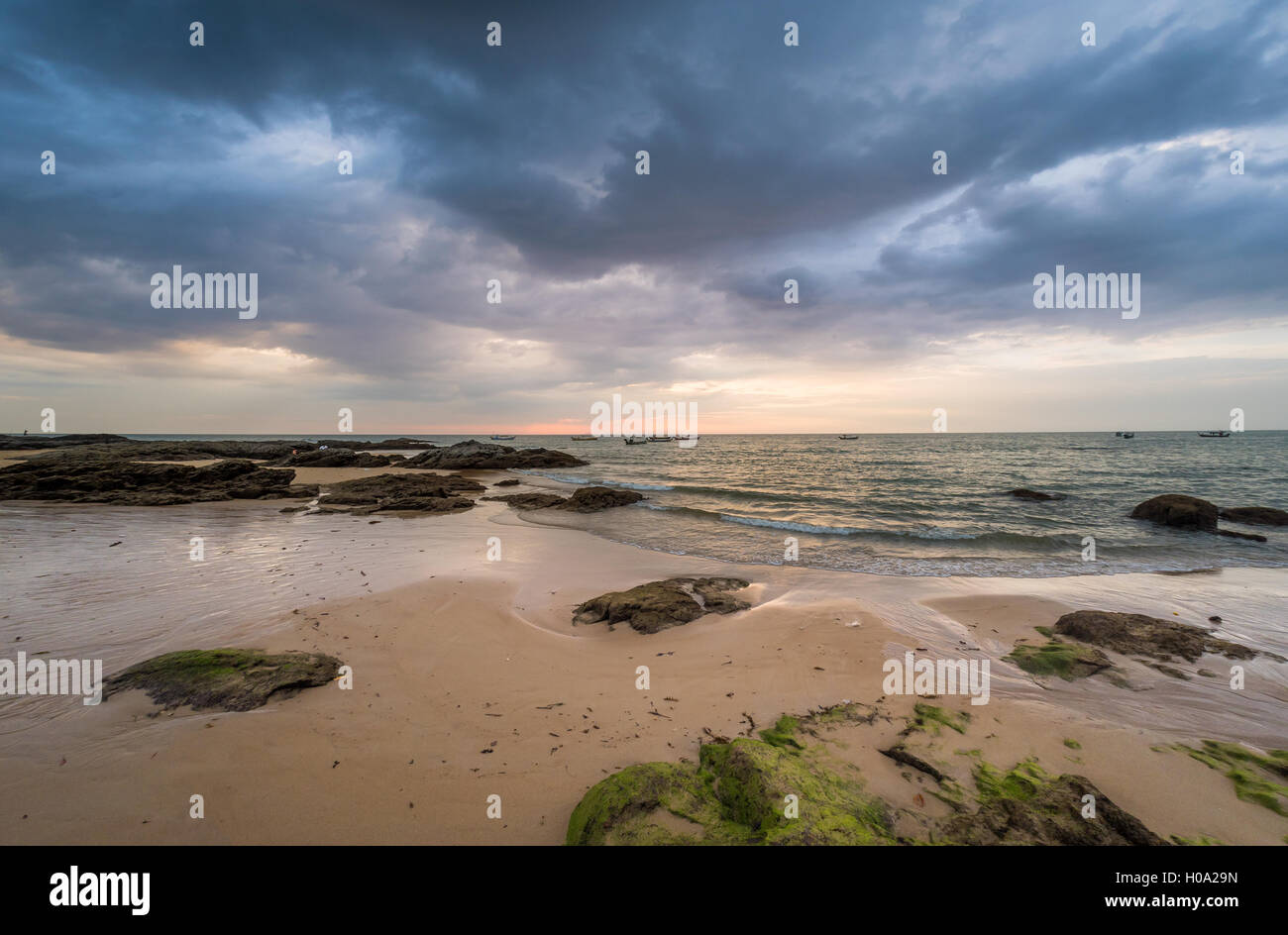 Sonnenuntergang am Strand von Khao Lak in Thailand Stockfotografie - Alamy Sonnenuntergang am Strand von Khao Lak in Thailand Stockfotografie - Alamy