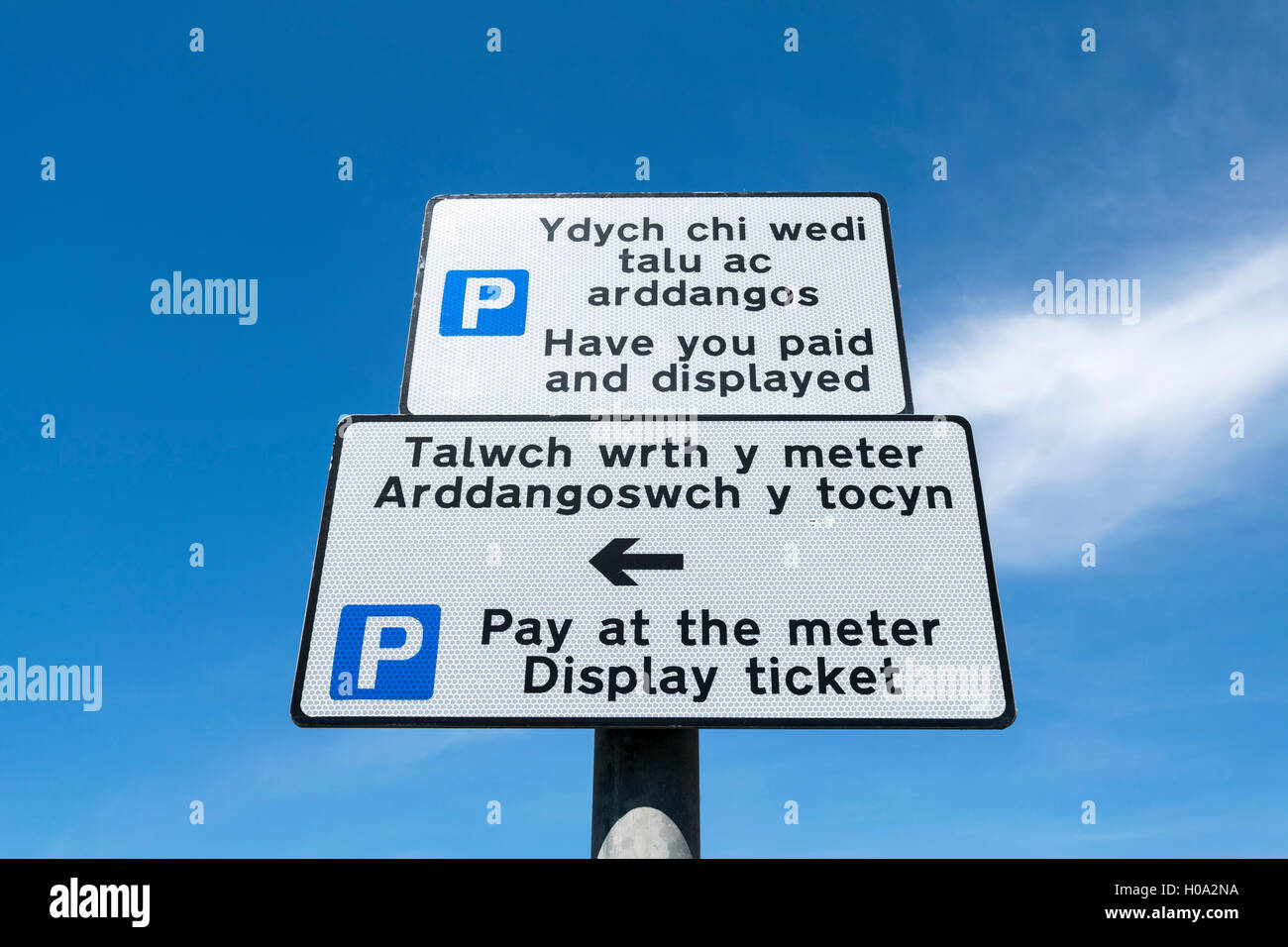 Parkschild englisch und walisisch sprache -Fotos und -Bildmaterial in ...